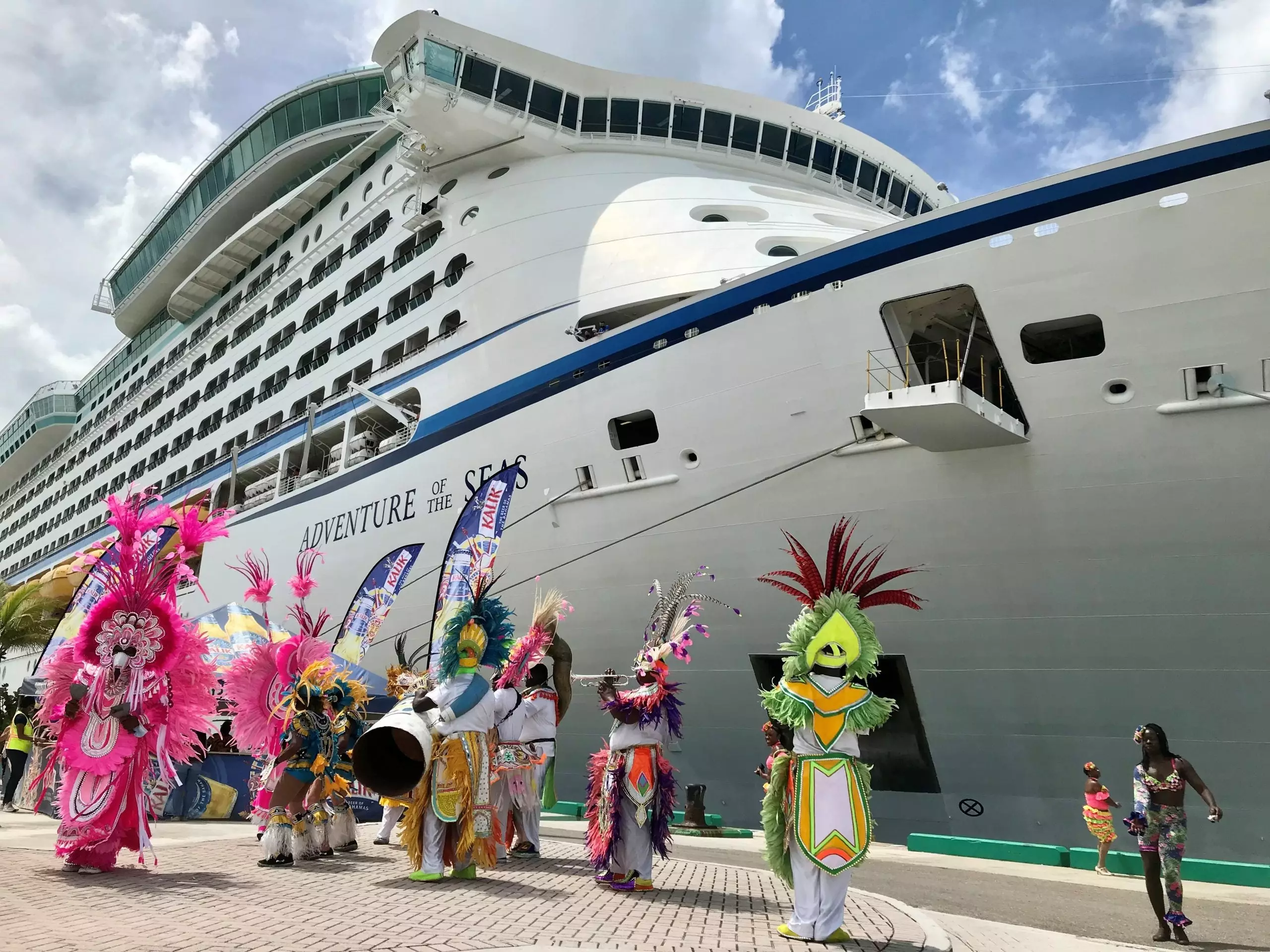 මම වසරකට වැඩි කාලයක් උතුරු ඇමරිකාවේ පළමු Royal Caribbean නෞකාවට නැග්ගා; මෙන්න එය මොන වගේද කියලා