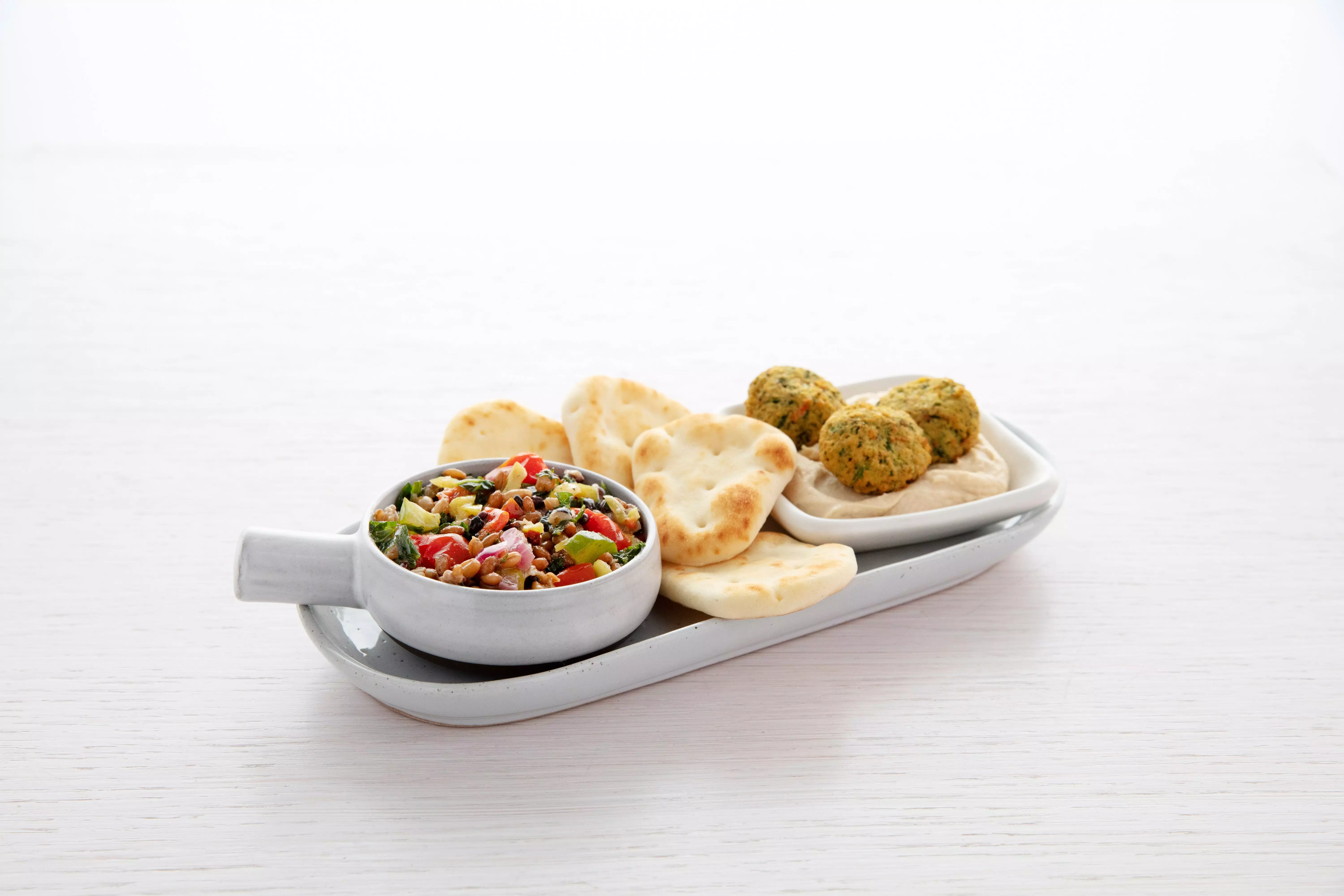 Il-Mezze Sampler. Immaġni minn United Airlines