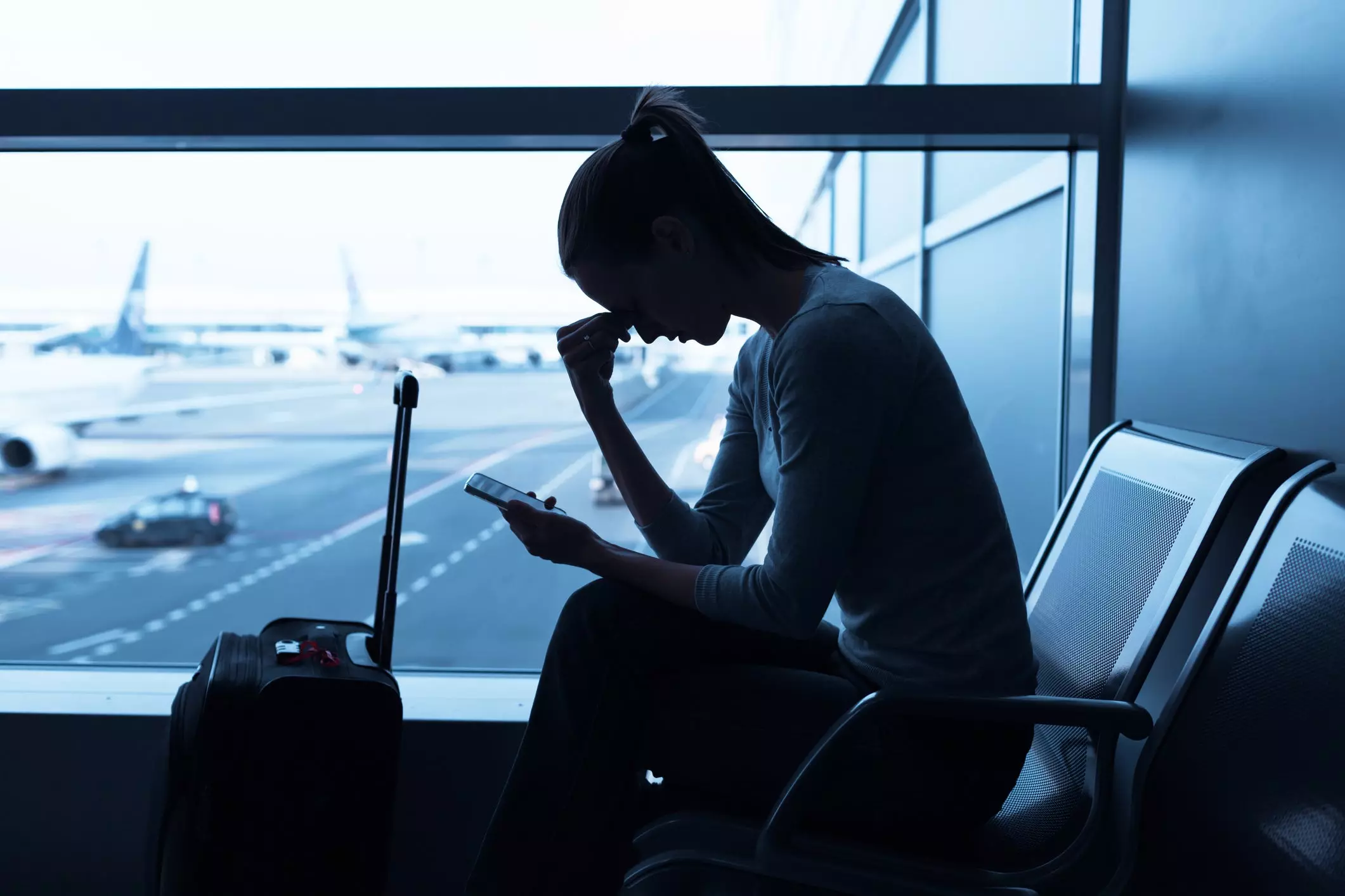 Femme stressée, fatiguée ou malade à l'aéroport