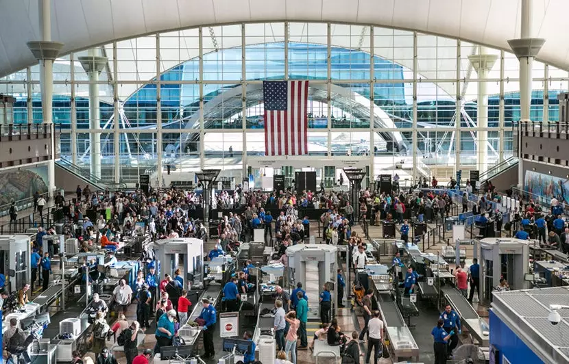 Magpaabot sa record-breaking holiday crowds sa mga airport; among mga tip sa pag-navigate sa mga linya 18043_1