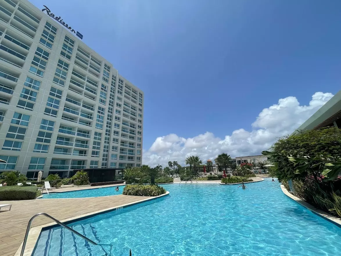 Pool kunye Radisson Blu isakhiwo Aruba