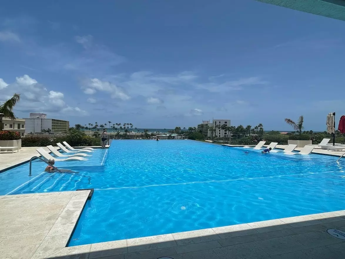 Radisson Blu Aruba 的游泳池