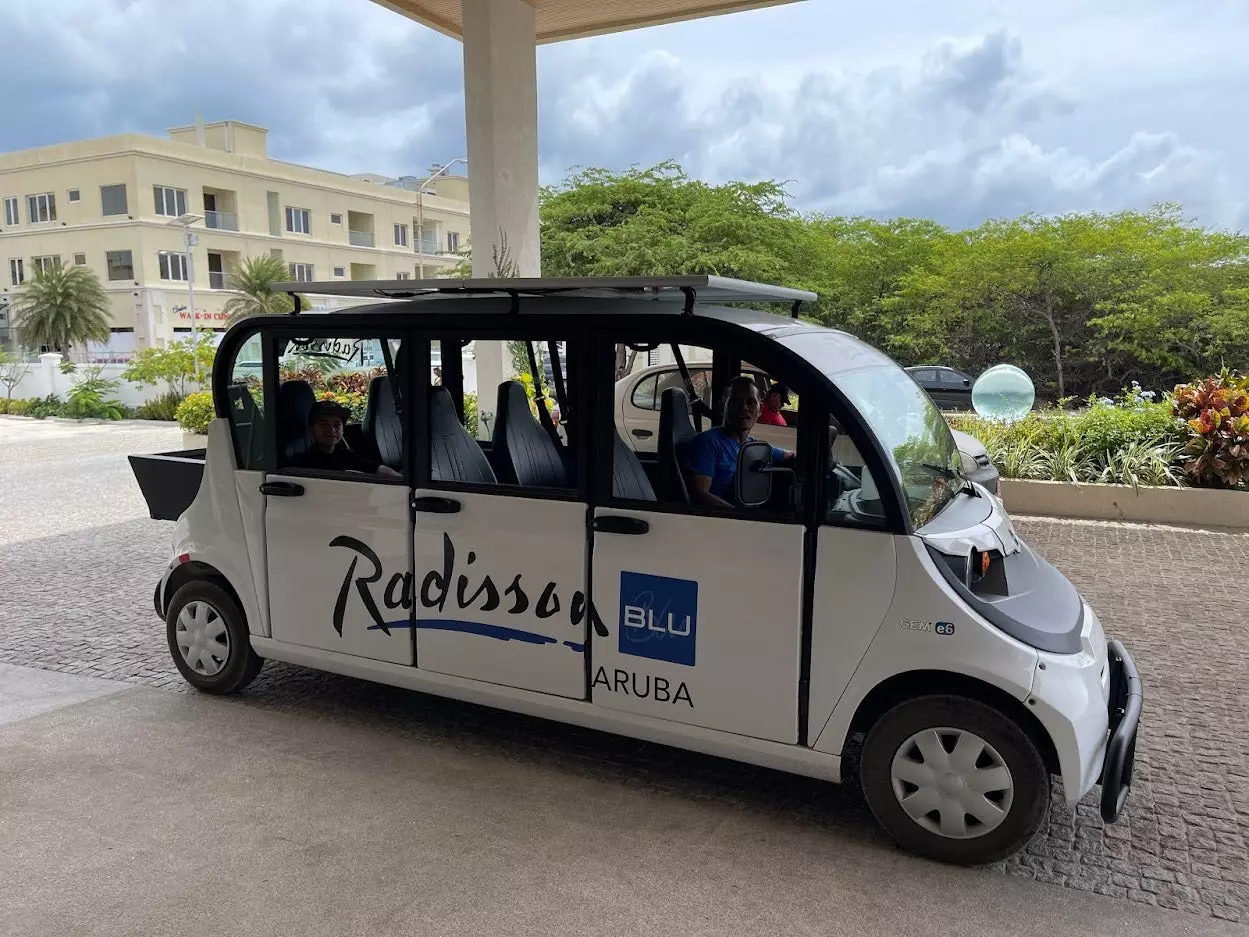 Golfo vežimėlis į paplūdimį „Radisson Blu Aruba“.