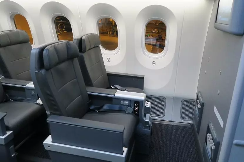 AA-787-9-Premium-Economie-bulkhead-legroom-830x552