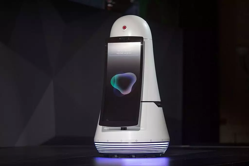 El robot guía del aeropuerto LG Airbot se presenta en la conferencia de prensa de LG en el Consumer Electronics Show (CES) 2017 en Las Vegas, Nevada, el 4 de enero de 2017. / AFP / DAVID MCNEW (El crédito de la foto debe decir DAVID MCNEW/AFP/Getty Images )