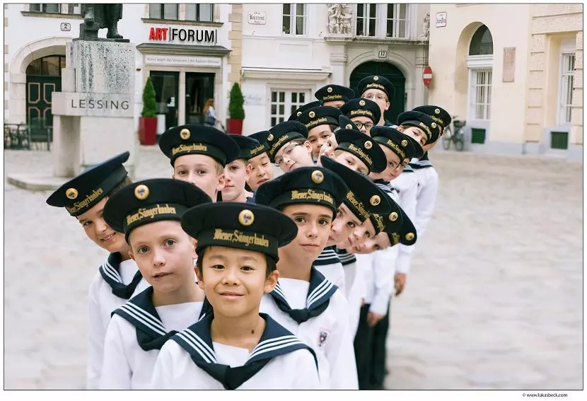 Chikwata chine mukurumbira pasi rose cheVienna Boys Choir chinoridza svondo rega rega. Mufananidzo nerubatsiro rweVienna Boys Choir (c) Lukas Beck, www.lukasbeck.com