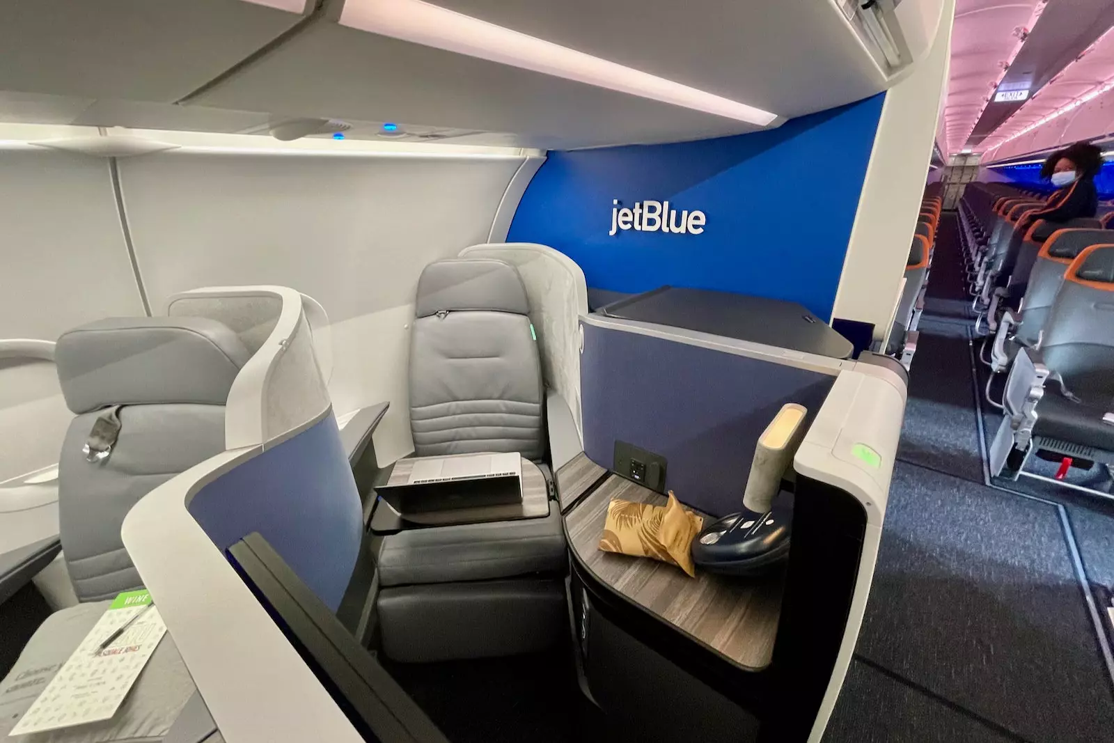 איבערבליק: JetBlue ס שפּאָגל נייַ מינץ געשעפט קלאַס סוויט