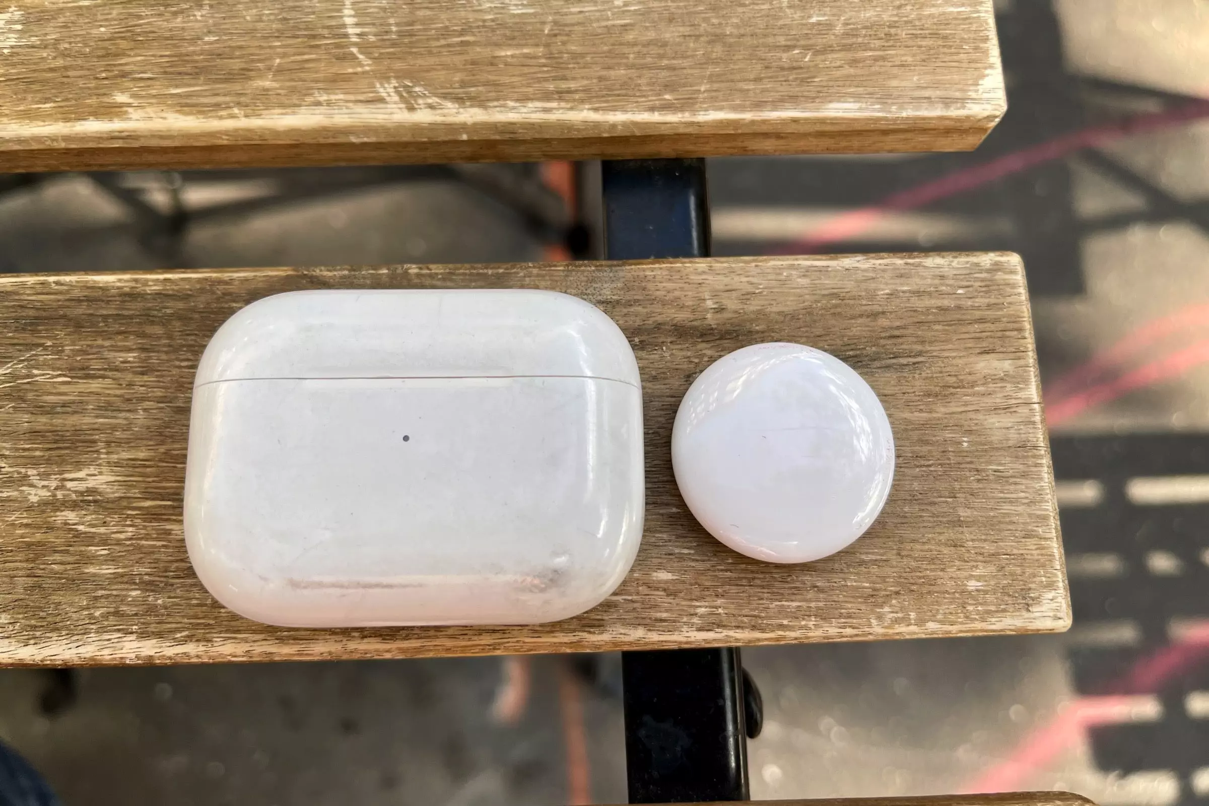 AirPods Pro के बगल में AirTag