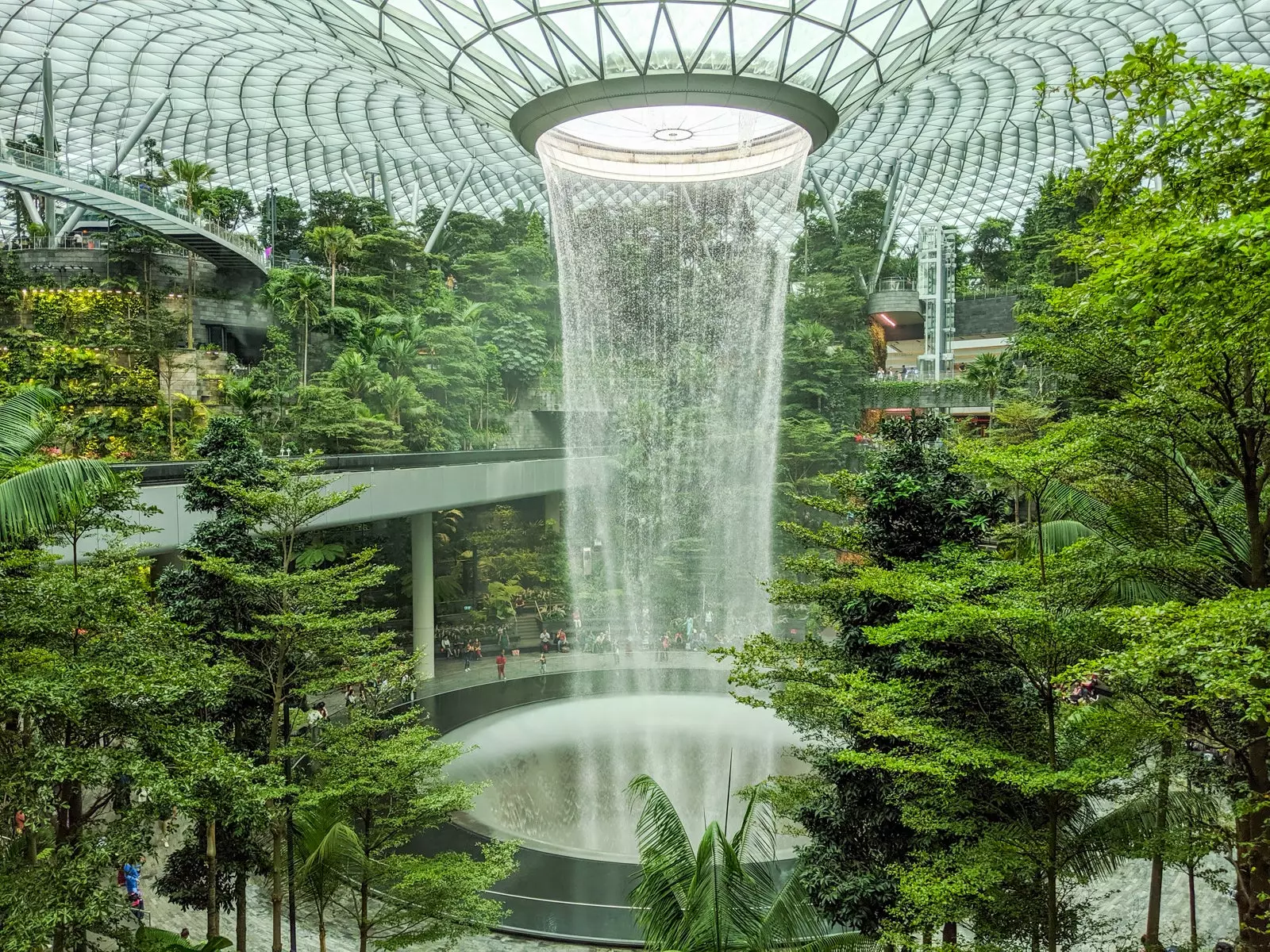 Waasserfall um Jewel Changi Fluchhafen zu Singapur