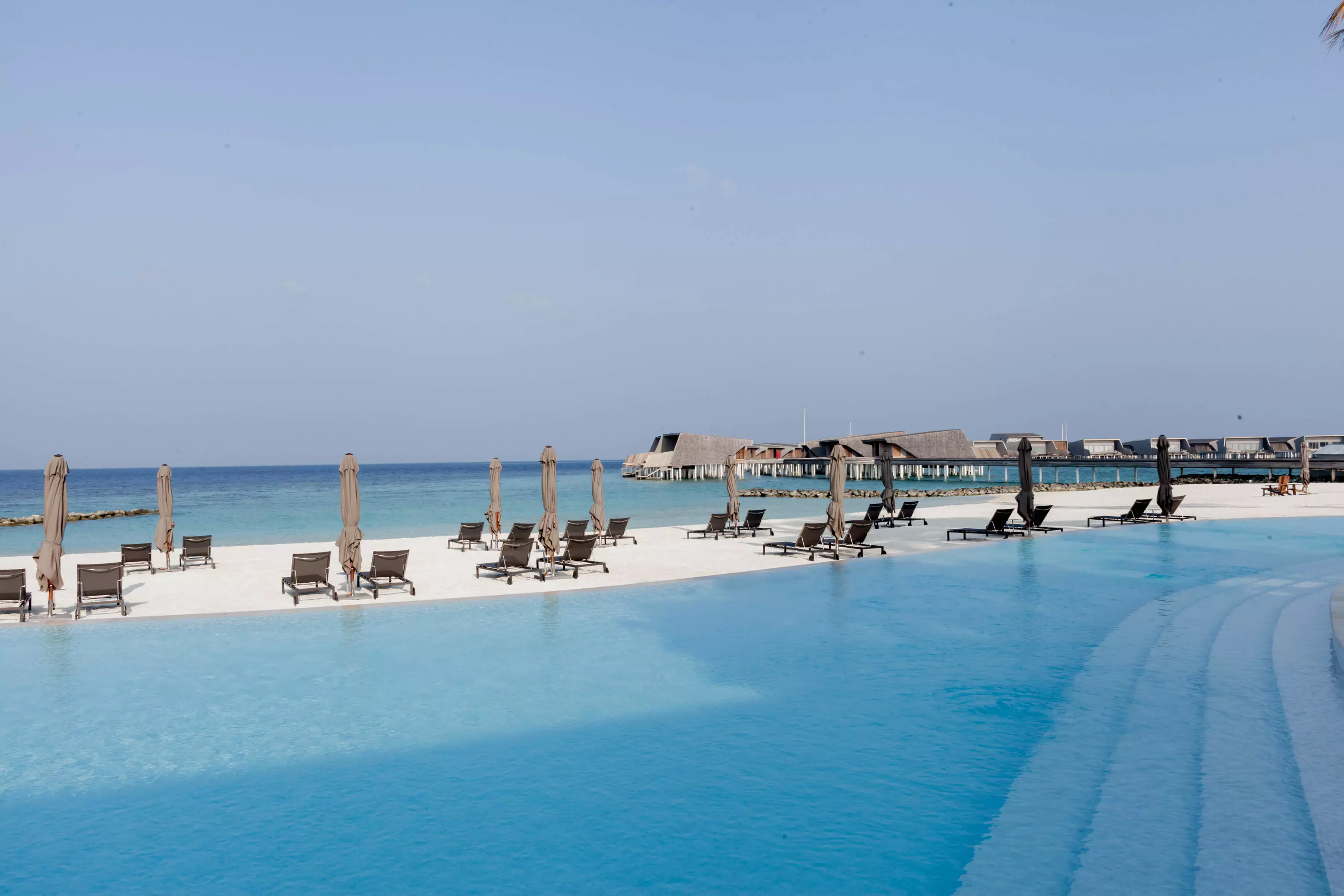 $65 i Europa, St. Regis Maldives, AA Basic Economy ma isi mea