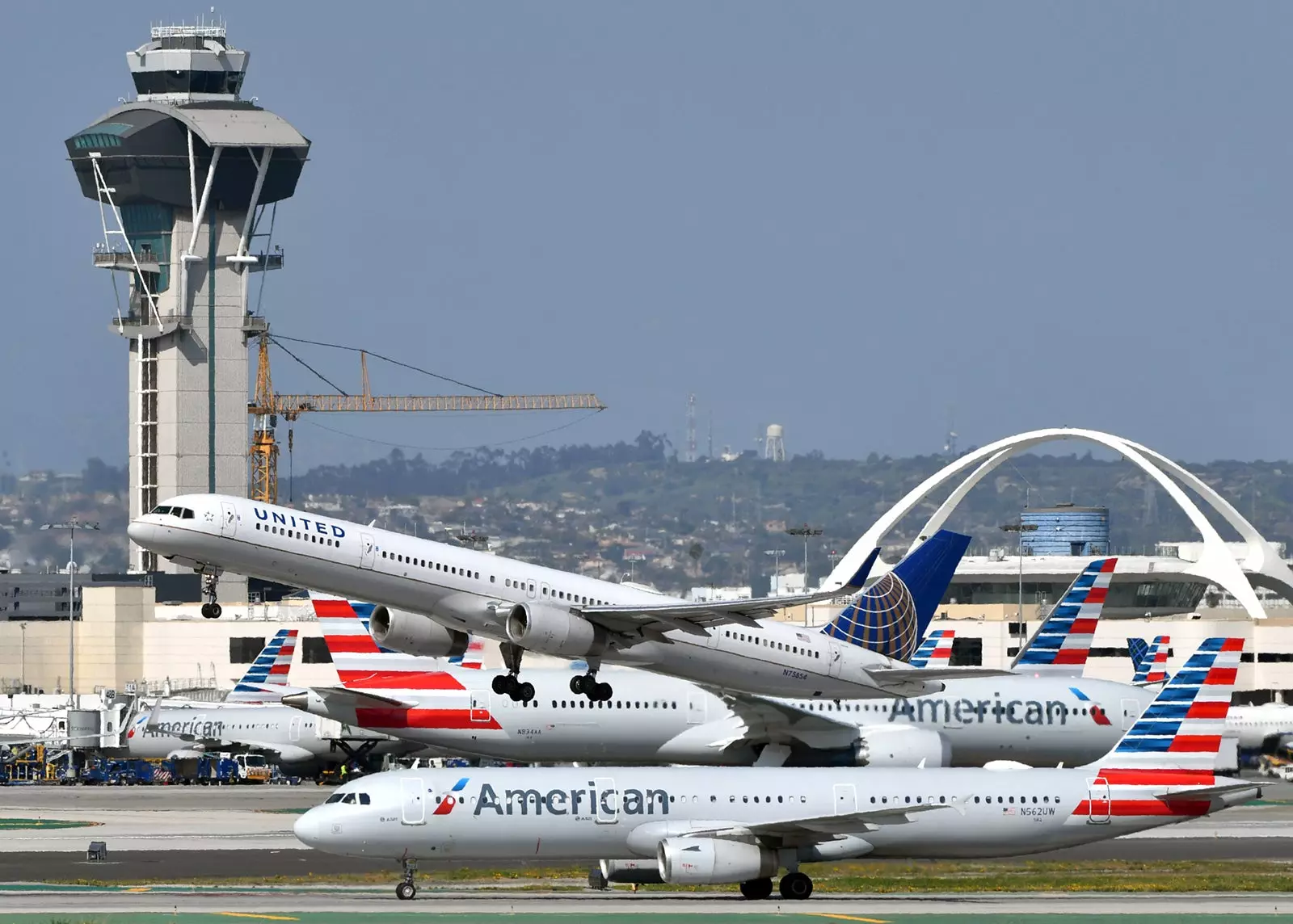 யுனைடெட் 757 LAX இல் அமெரிக்கன் A321க்கு மேல் புறப்படுகிறது (புகைப்படம் ஆல்பர்டோ ரிவா/TPG)