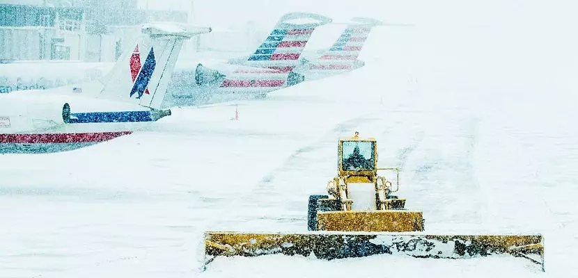 Aviakompaniyalar shimoli-sharqiy qishki bo'ron oldidan sayohatdan voz kechishlarini belgiladi