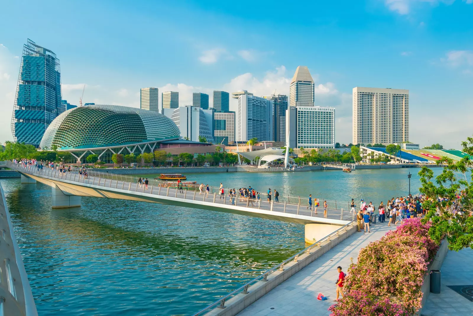 Tinatangkilik ng mga turista ang tanawin ng Marina Bay