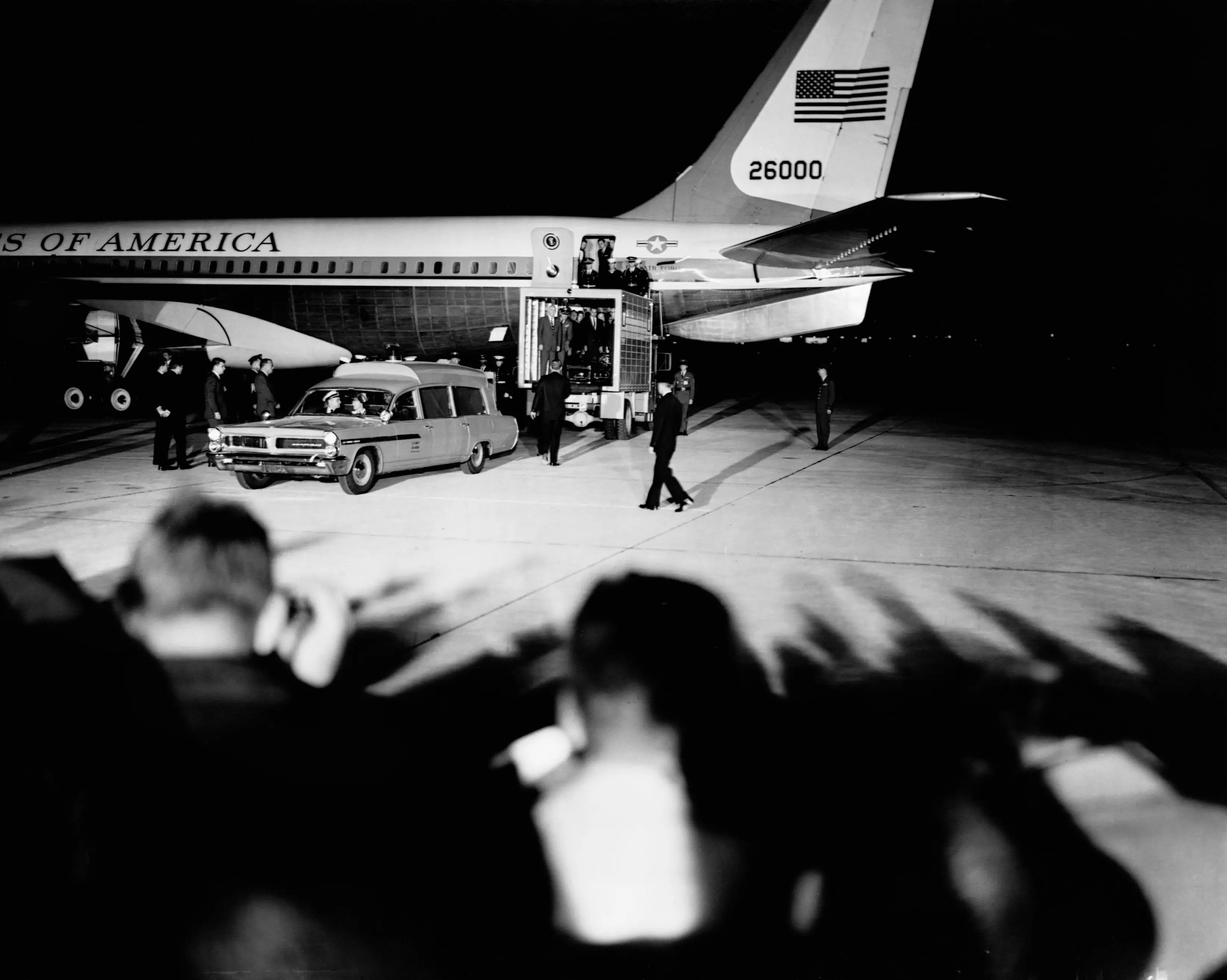 Air Force One prichádza do Washingtonu D.C. s telom zavraždeného prezidenta Johna F. Kennedyho z Dallasu. 22. novembra 1963. (Foto © CORBIS/Corbis cez Getty Images)