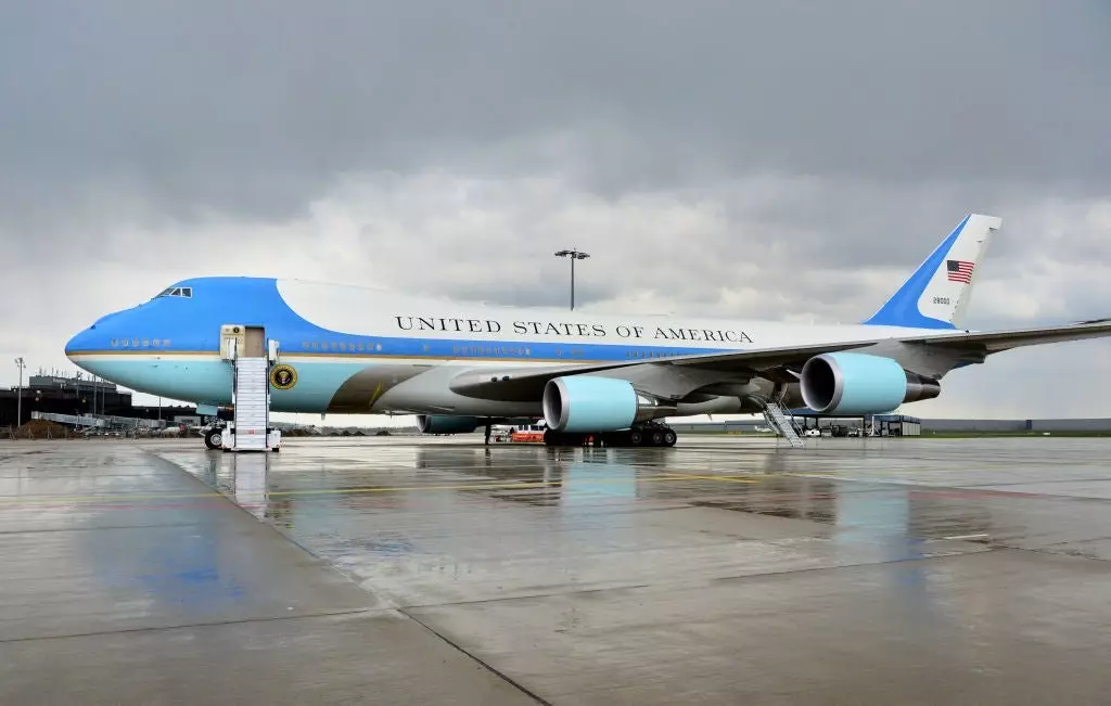 Biden presidentea Cornuallesera joango da gaur, baina Newquay-ko pista nahikoa luzea al da Air Force One-ra egokitzeko?