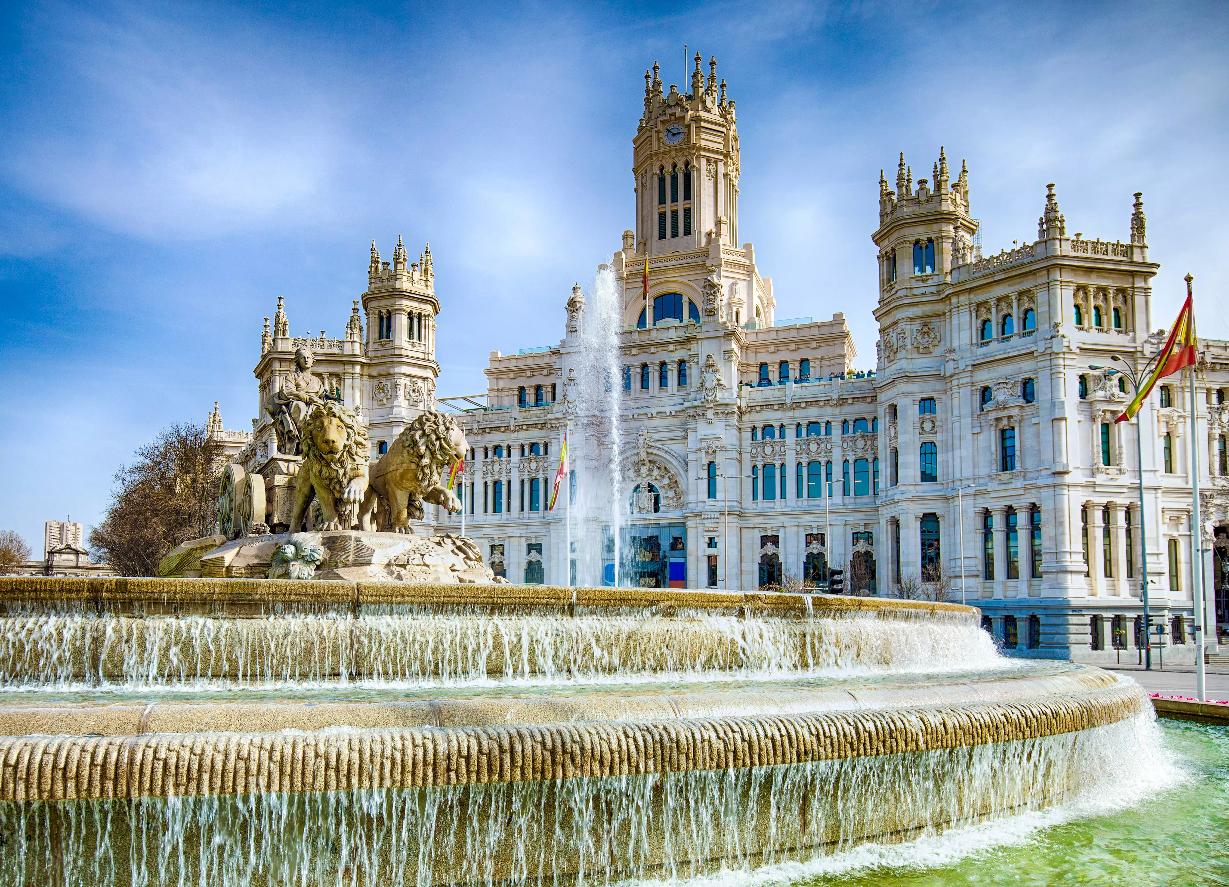 Cibeles Fountain f'Madrid f'ġurnata xemxija.