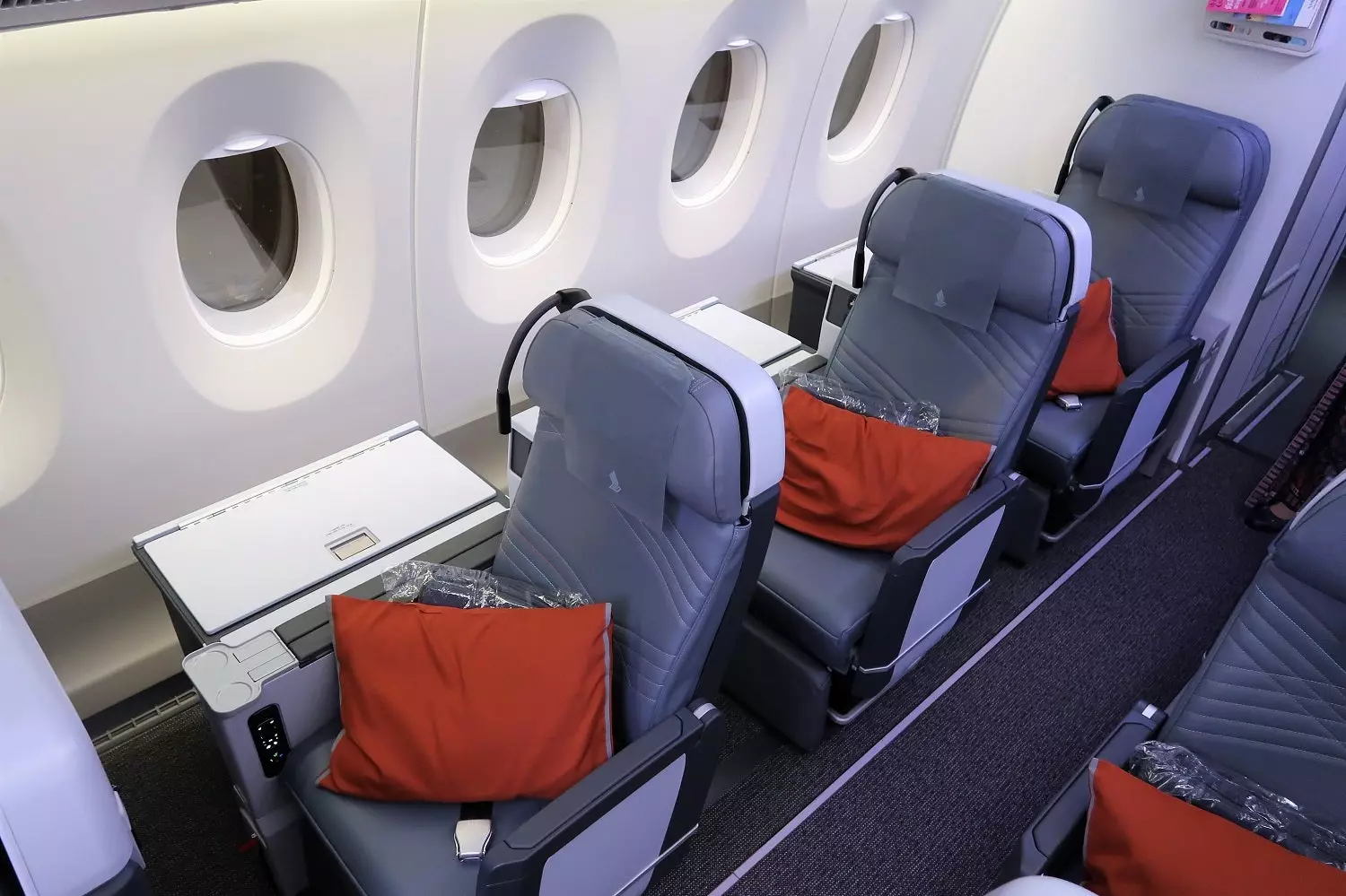 Lety Premium Economy do Asie klesly na 1049 USD R/T