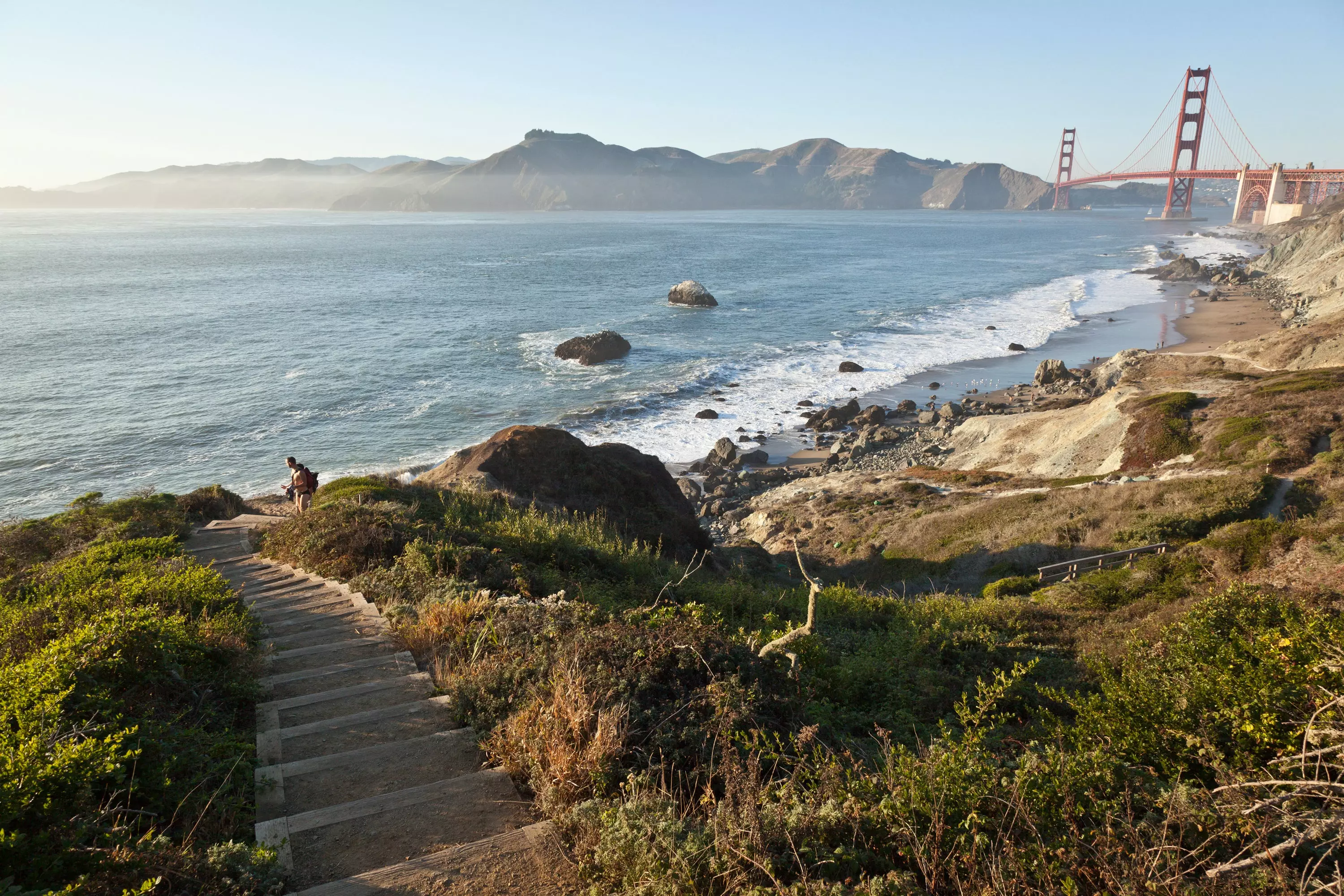 Kupanda kwa Betri hadi Bluffs katika The Presidio San Francisco hukupeleka hadi mchangani.