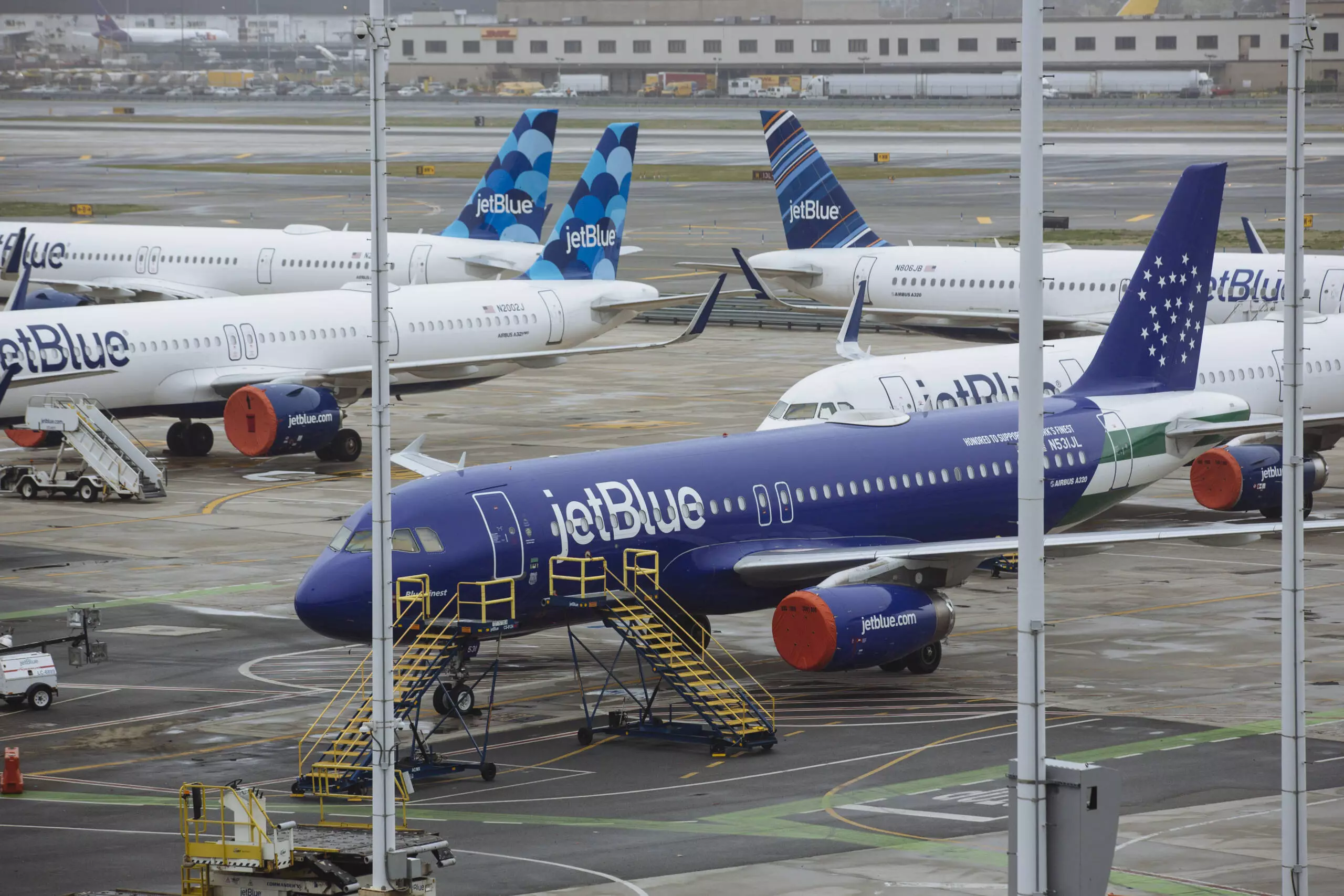 JetBlue e sebelisa likarolo tsa "tag" ho latela Molao oa CARES, boloka chelete