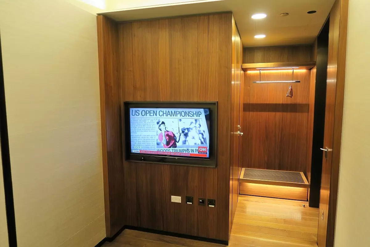 Qatar First Class Lounge Privatzimmer TV und Gepäck