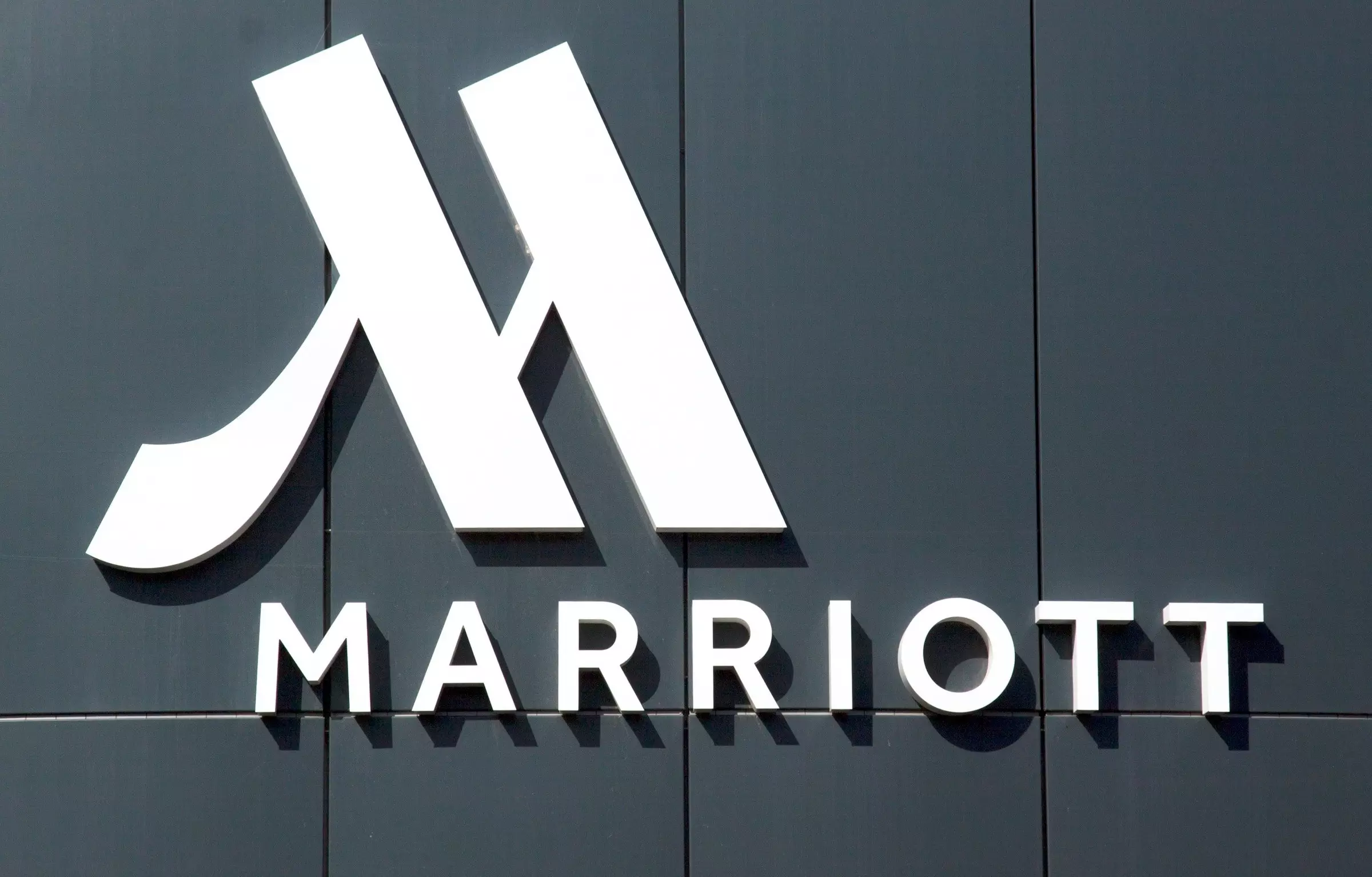 Un segno dell'Hotel Marriott su un edificio grigio