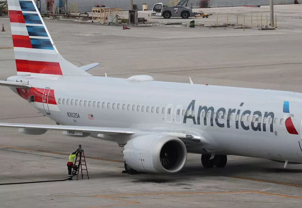 MIAMI, FL - 14 tháng 3: Một chiếc Boeing 737 Max 8 của American Airlines đã hạ cánh được nhìn thấy đang đậu tại Sân bay Quốc tế Miami vào ngày 14 tháng 3 năm 2019 ở Miami, Florida. Cục Hàng không Liên bang đã hạ cánh toàn bộ phi đội Boeing 737 Max của Hoa Kỳ. (Ảnh của Joe Raedle / Getty Images)