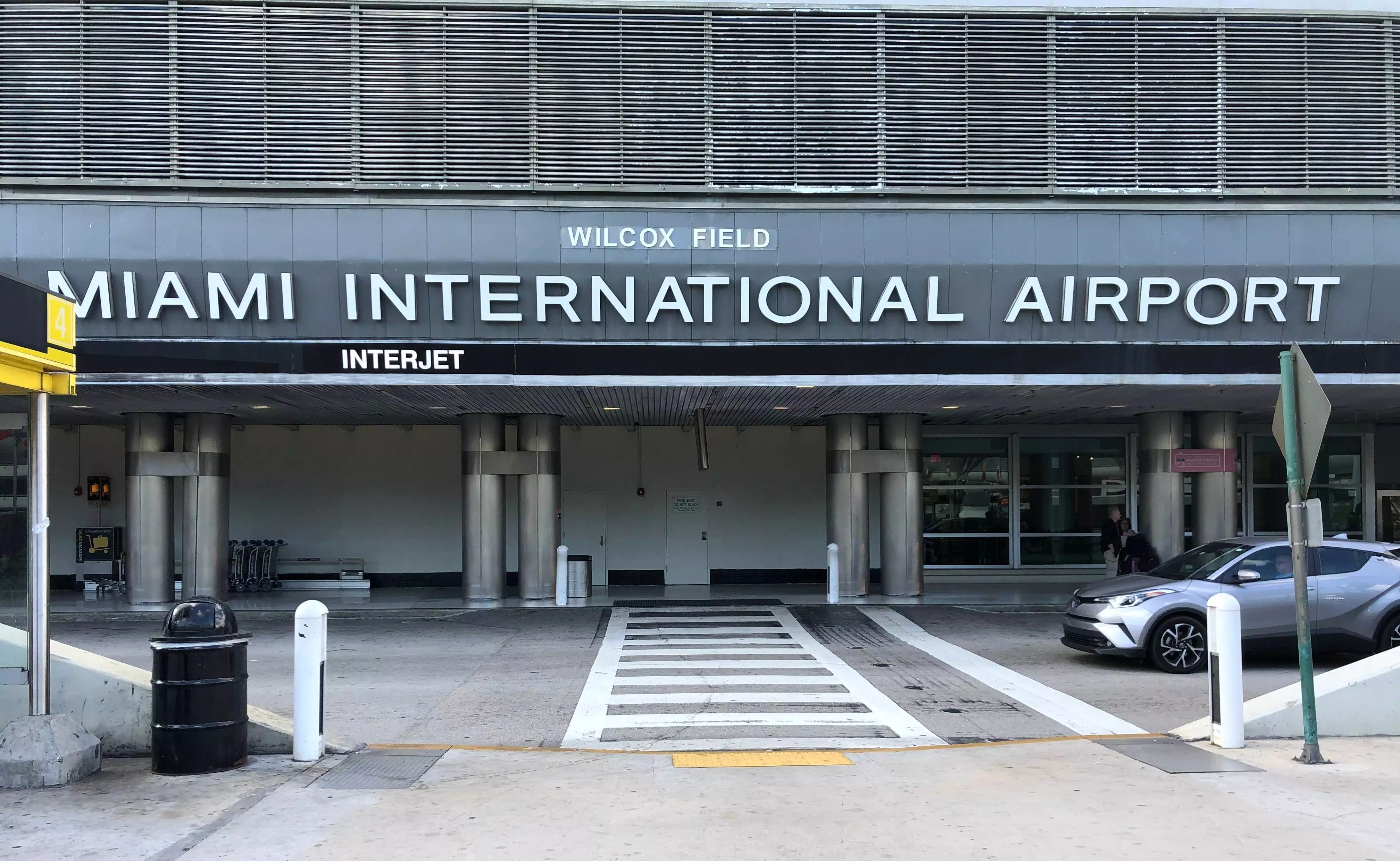 Esta imagem mostra a área externa do Aeroporto Internacional de Miami em 11 de janeiro de 2018 um dia antes de fechar seu Terminal G. - O aeroporto internacional de Miami foi forçado a fechar um de seus terminais mais cedo por três dias devido à falta de agentes de segurança provocados pela paralisação parcial do governo dos EUA agora em seu 21º dia. De sábado a segunda-feira, o Terminal G - um dos seis do aeroporto - fechará às 13h (18h GMT). (Foto de Gianrigo MARLETTA/AFP) (O crédito da foto deve ser GIANRIGO MARLETTA/AFP/Getty Images)