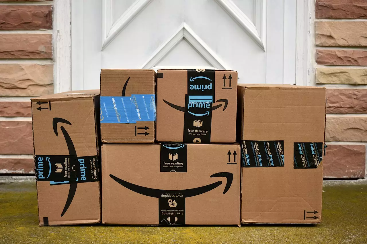 HAGERSTOWN, MD, EUA - 5 DE MAIO DE 2017: Imagem de pacotes da Amazon. A Amazon é uma empresa online e é a maior varejista do mundo.