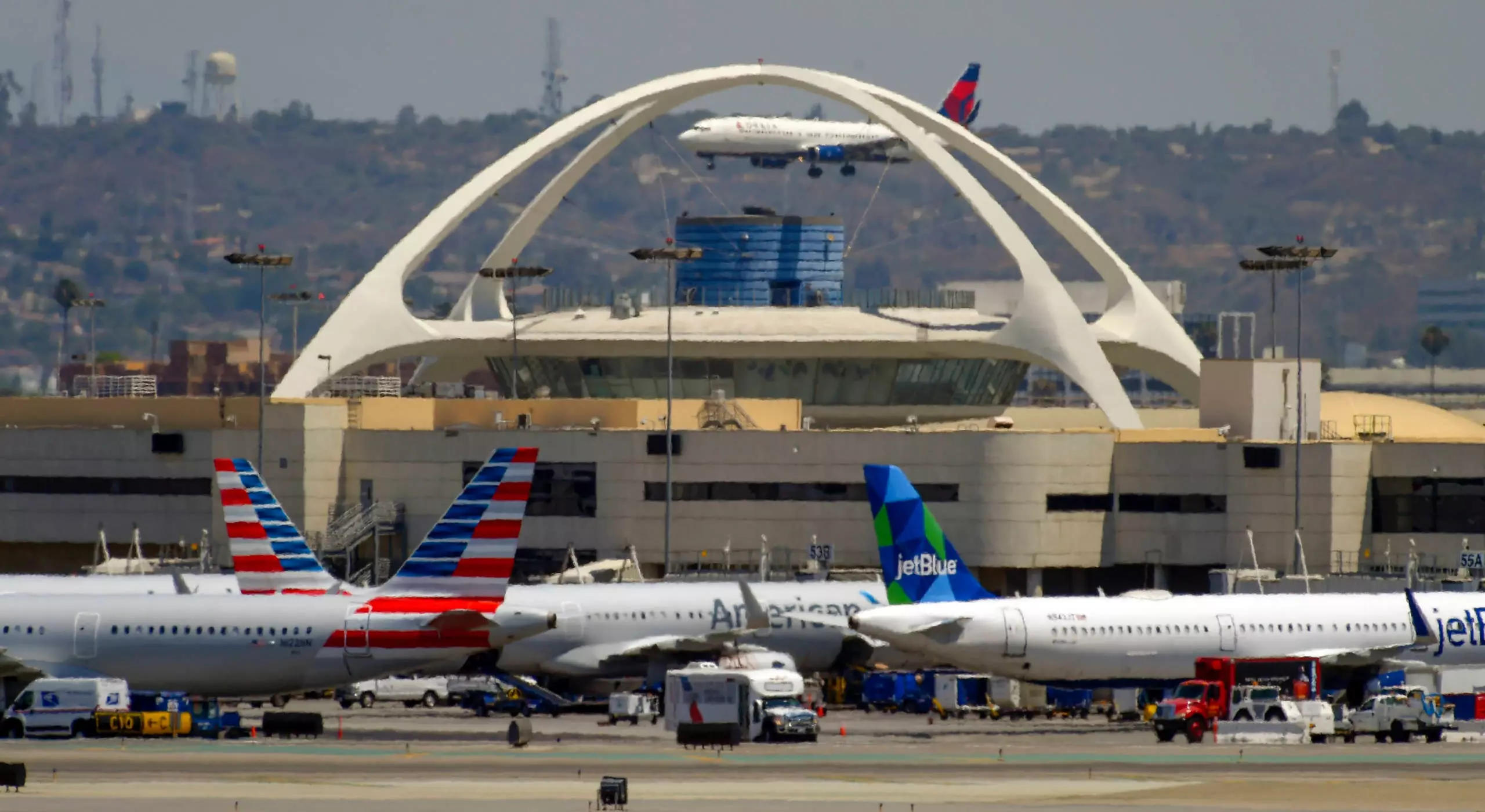 LOS ANGELES, CA - 03 sierpnia: Samoloty siedzą przy swoich bramach, linia lotnicza Delta ląduje za budynkiem tematycznym w LAX w Los Angeles w czwartek, 3 sierpnia 2017 r. EPA twierdzi, że samoloty stanowią jedną dziesiątą szklarni związanej z transportem w kraju gazy. Trwają międzynarodowe wysiłki na rzecz zmniejszenia zanieczyszczenia powietrza. (Zdjęcie: Scott Varley / Digital First Media / Torrance Daily Breeze za pośrednictwem Getty Images)