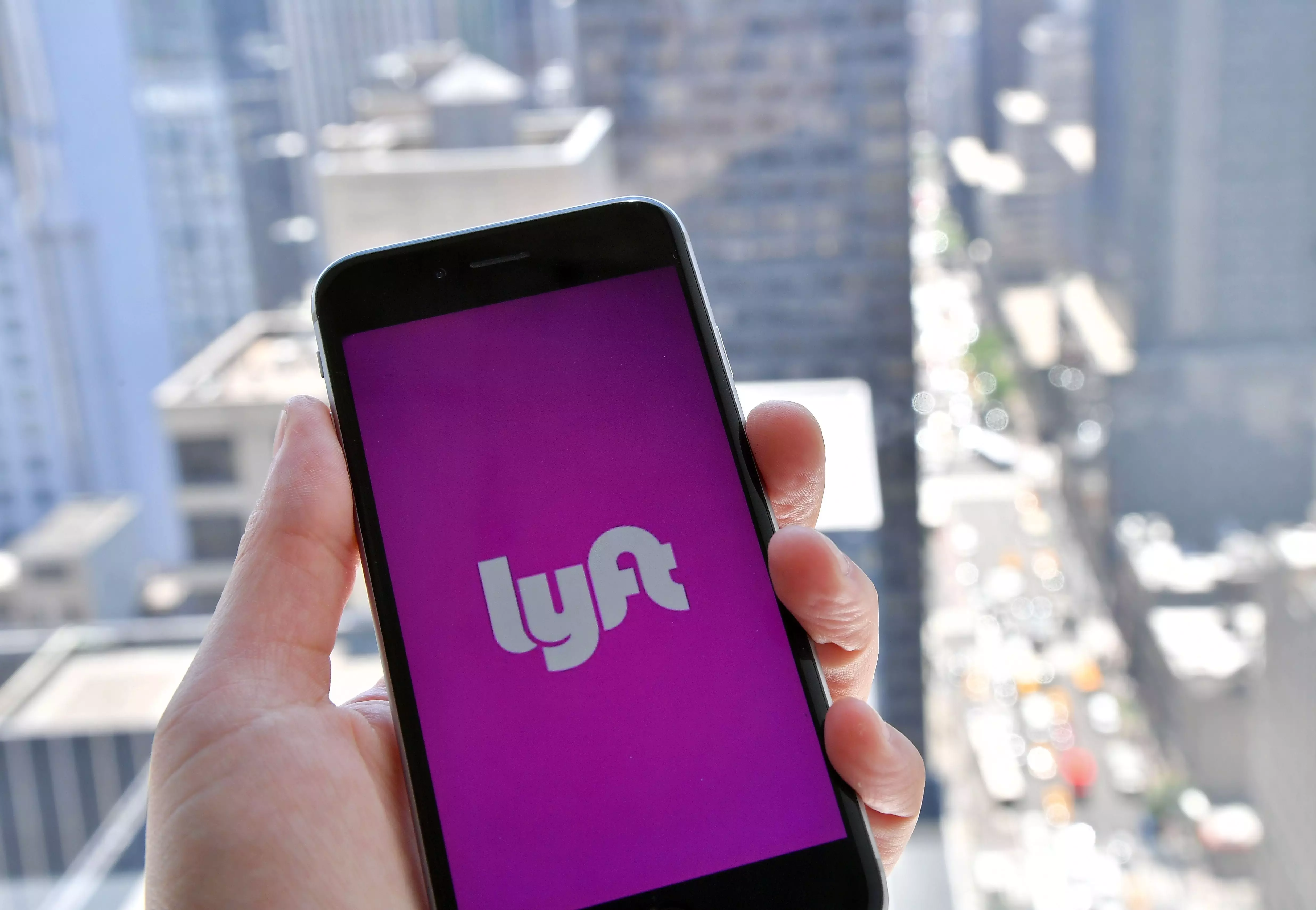 Lyft transportapplikationen ses på en smart telefon 29 juni 2018 i New York City. (Foto av ANGELA WEISS / AFP) (Fotografi bör läsa ANGELA WEISS/AFP/Getty Images)