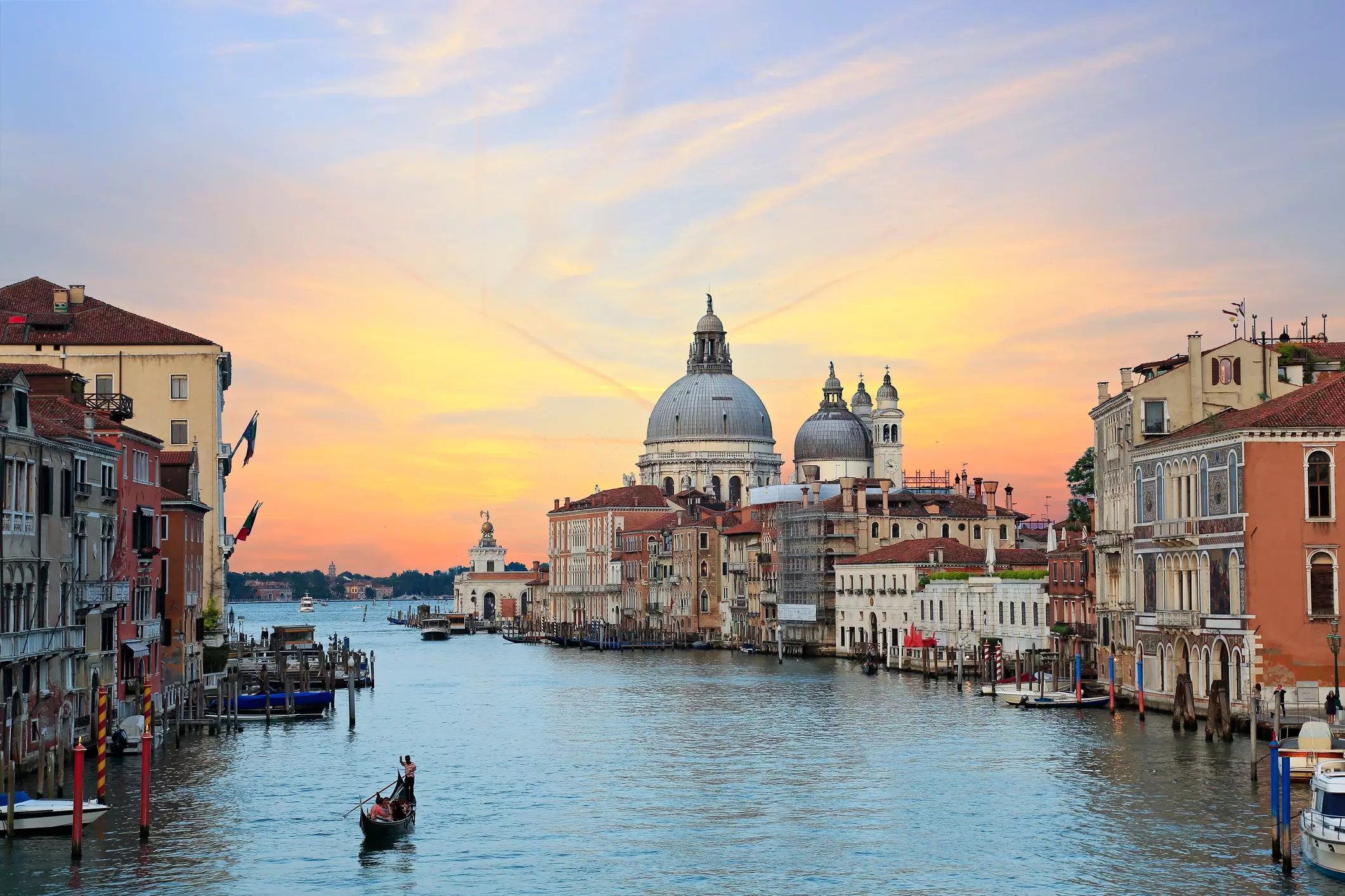 Die mooiste en mees besoekte uitsig vanaf Accademia Bridge op Grand Canal in Venesië, Venesië is die belangrikste toeristebestemming in Italië, altyd vol toeriste en besoekers. Beeld geneem teen sonsondergang met my Canon 6D op Junie 2016.