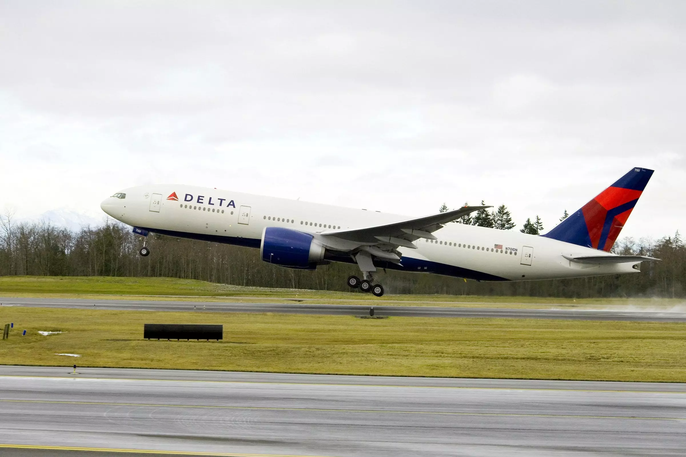 O Boeing 777-200LR de Delta despega (Foto cortesía de Delta Air Lines)