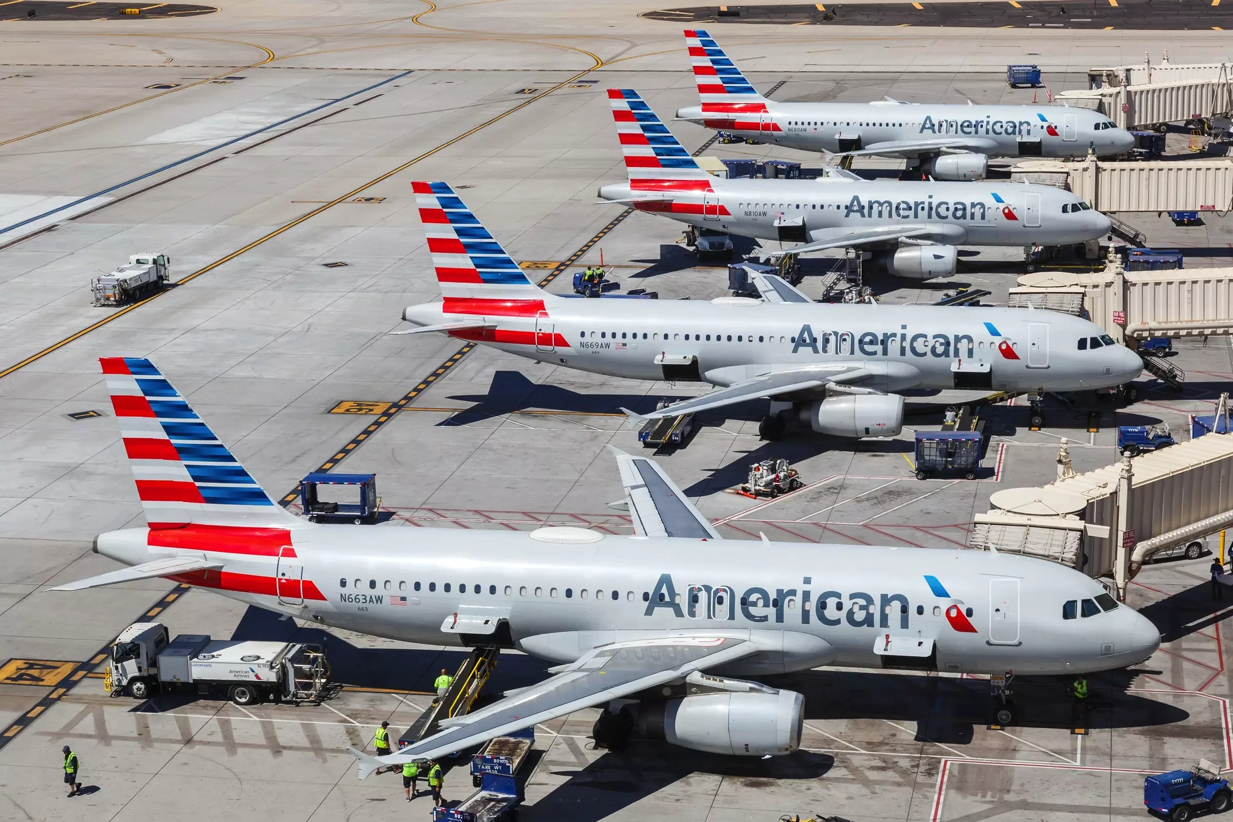 Avións de American Airlines na porta do aeroporto de Phoenix