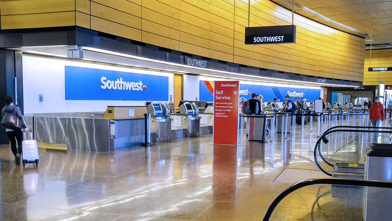 Seattle-Tacoma Beynəlxalq Hava Limanında (SEA) Priority check-in işarəsi ilə Southwest Airlines bilet kassası. (Flickr vasitəsilə Evan Didier tərəfindən çəkilmiş fotoşəkil)