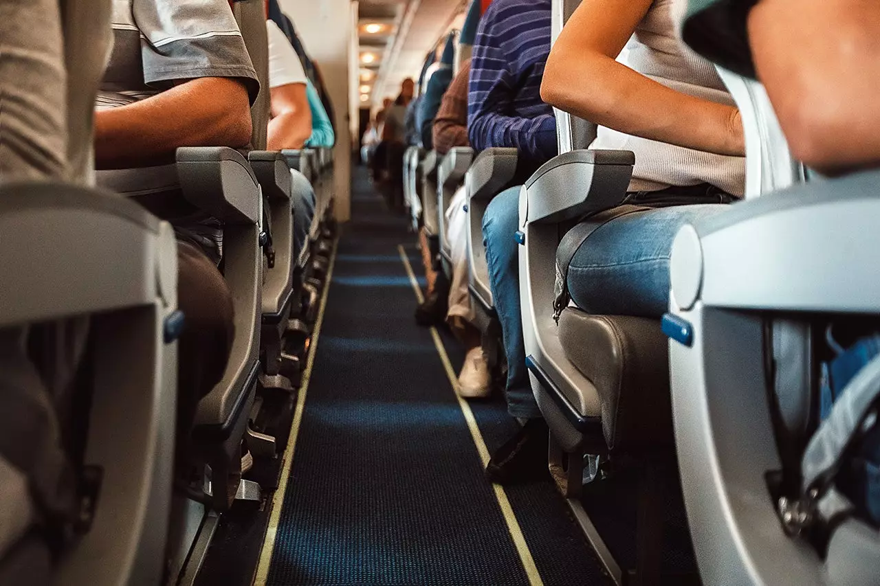 cabine d'avion avec des passagers méconnaissables sur des sièges attendant de décoller. (Photo de Demkat/Getty Images)