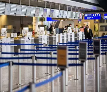 FRANKFURT AM MAIN, GERMANY - MARCH 12: Zowerengera zotsekedwa zikujambulidwa ku Frankfurt Airport pa Marichi 12, 2020 ku Frankfurt, Germany. Purezidenti wa US a Donald Trump alengeza kuti akhazikitsa chiletso kwa anthu ambiri omwe akuyenda kuchokera ku continent Europe kulowa ku US pofuna kuletsa kufalikira kwa coronavirus. Nzika zaku US ndi mabanja awo aziloledwabe kuyenda ndipo muyesowu suyenera kukhudza malonda apadziko lonse lapansi. Europe pakadali pano ili ndi milandu pafupifupi 25,000 yotsimikizika ya coronavirus, pafupifupi theka la omwe ali ku Italy. (Chithunzi ndi Thomas Lohnes/Getty Images)