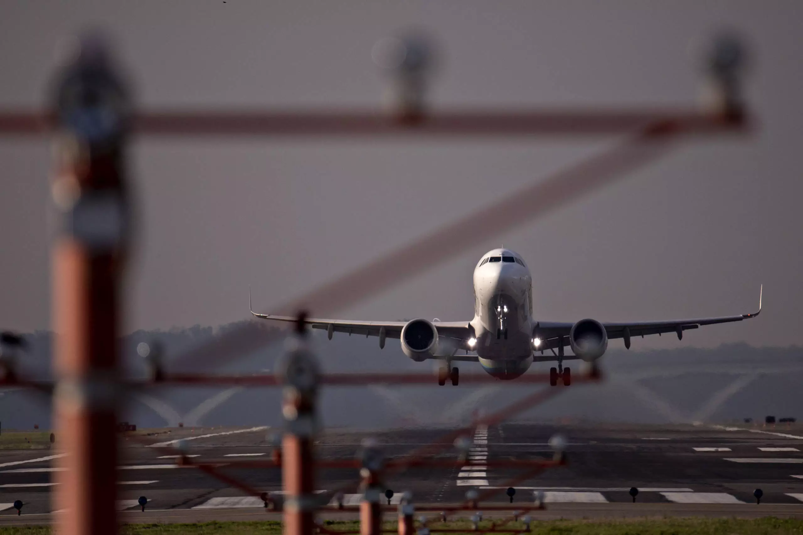 Et American Airlines Inc.-fly forlater Reagan National Airport (DCA) i Arlington, Virginia, USA, mandag 6. april 2020. Amerikanske flyselskaper søker om føderal bistand for å støtte opp om økonomien mens passasjerer blir hjemme midt i koronaviruspandemien. Fotograf: Andrew Harrer/Bloomberg via Getty Images