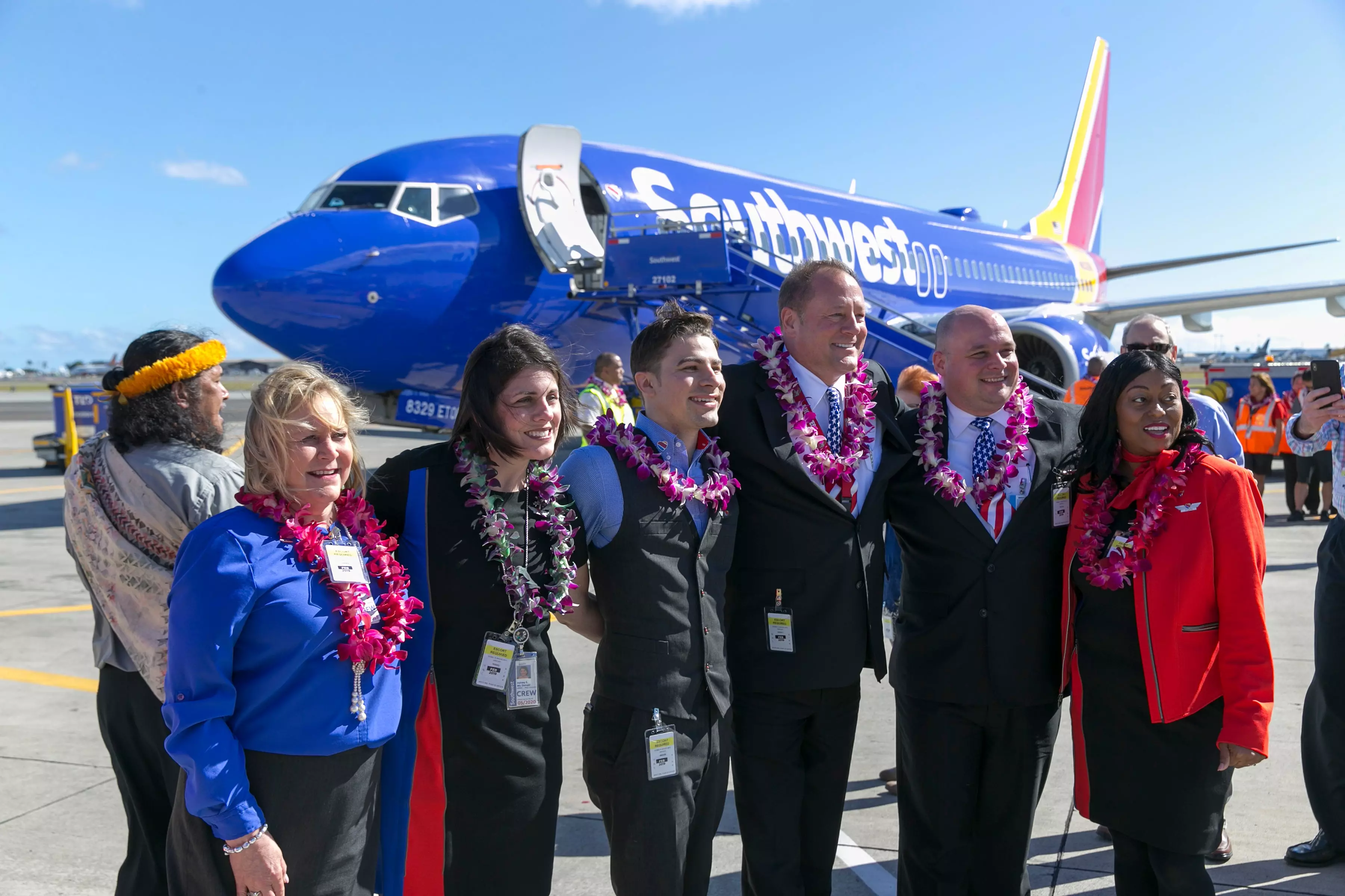 Criw Southwest Airlines yn dathlu ar ôl glanio am y tro cyntaf ym Maes Awyr Rhyngwladol Honolulu, ddydd Mawrth, Chwefror 5, 2019, yn Honolulu. (Marco Garcia / The Points Guy)