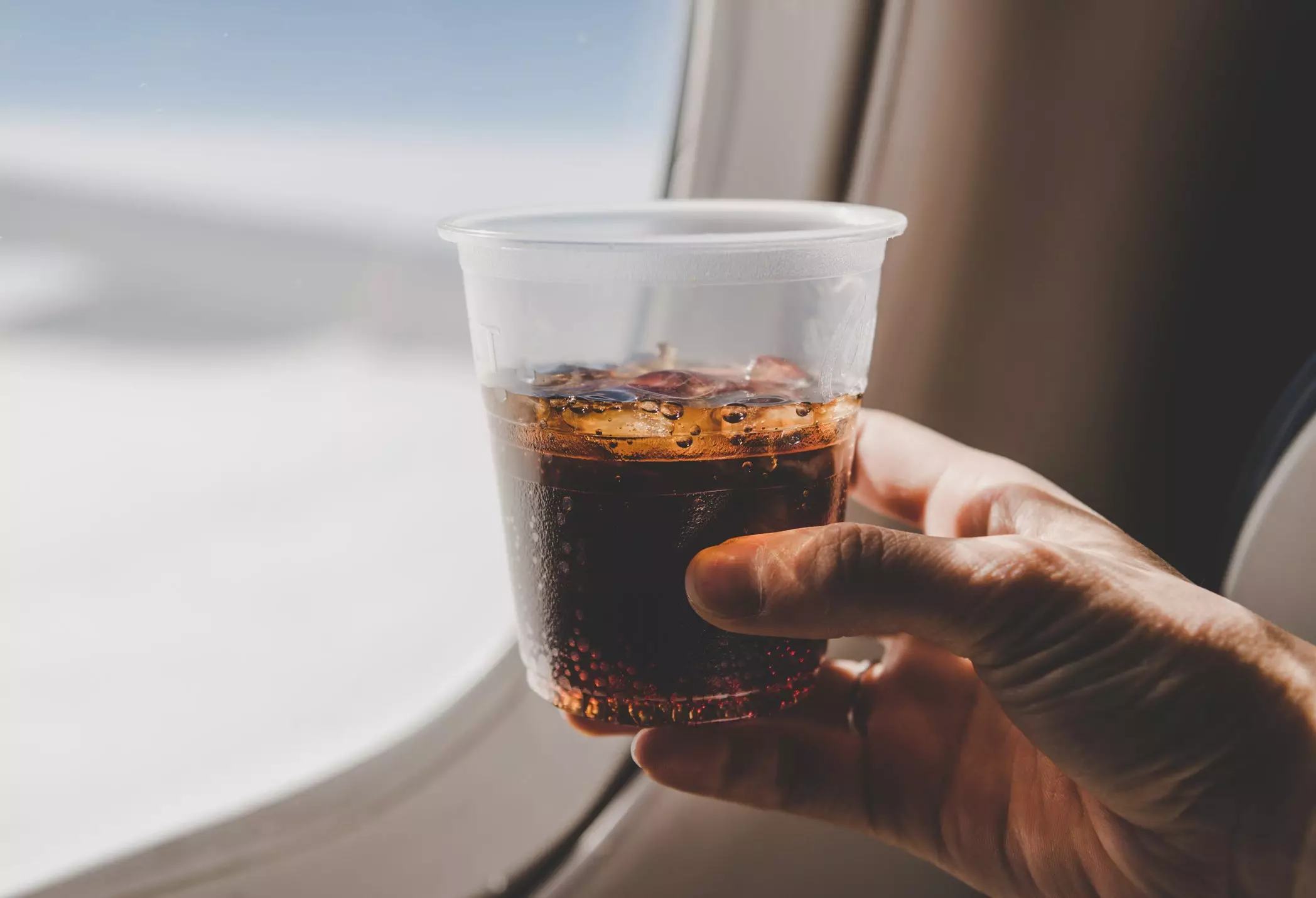 Vaso para beber por la ventana del avión