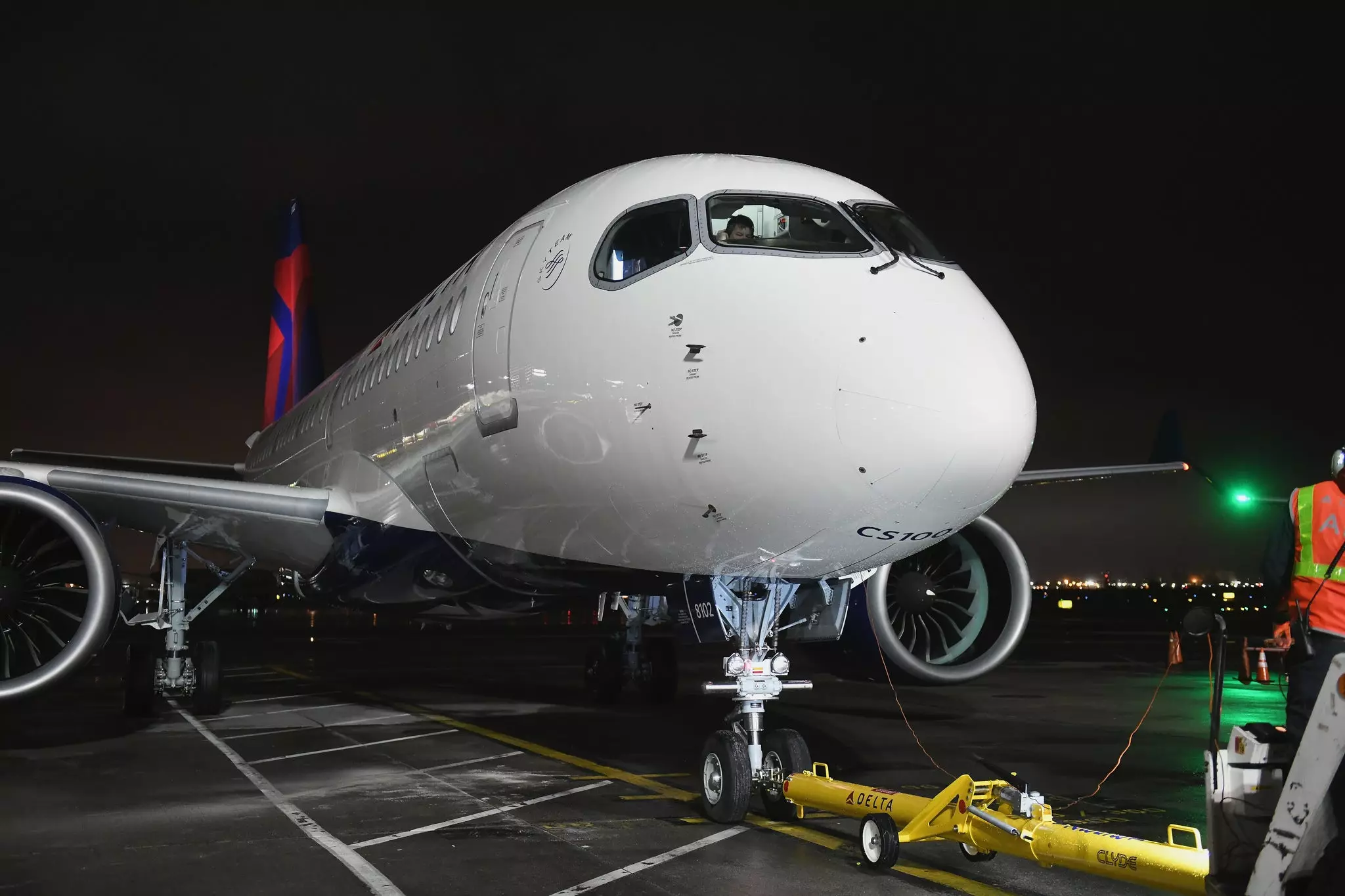 Delta's A220 bei LGA (Foto Ugedriwwe vun Delta Air Lines)