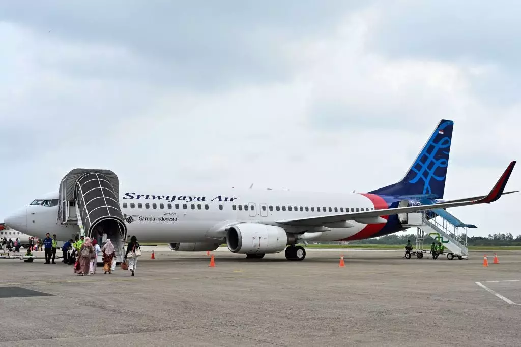 Un 737-500 de Indonesia se estrella con más de 60 personas a bordo