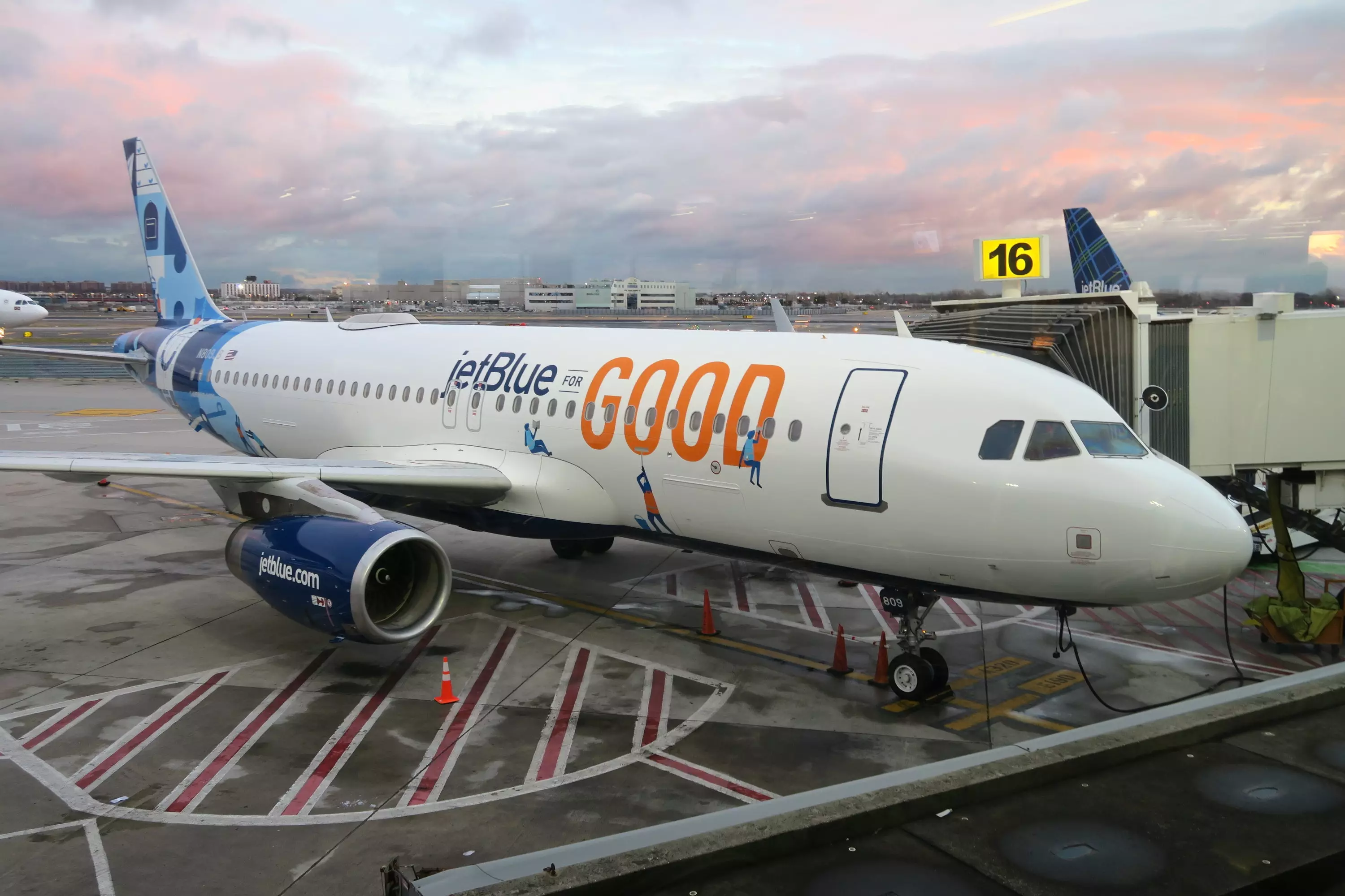 D'Rees op Destination Good flitt op JetBlue senger neier JetBlue for Good Livery.