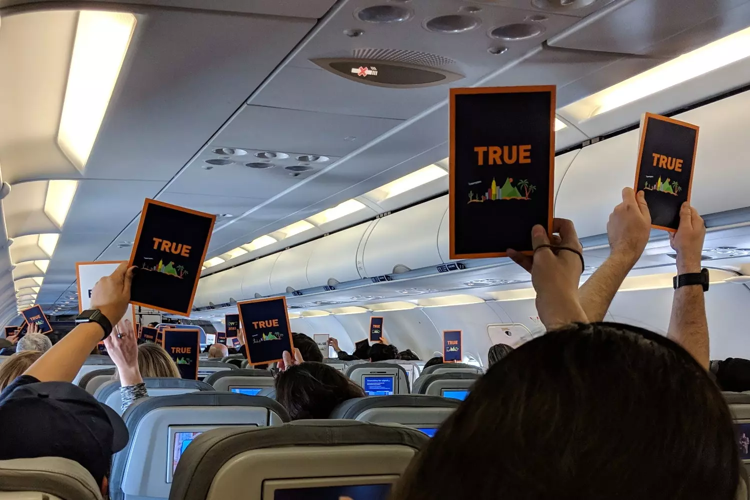 Ophalen True / False Kaarten am Onboard Trivia Spill.