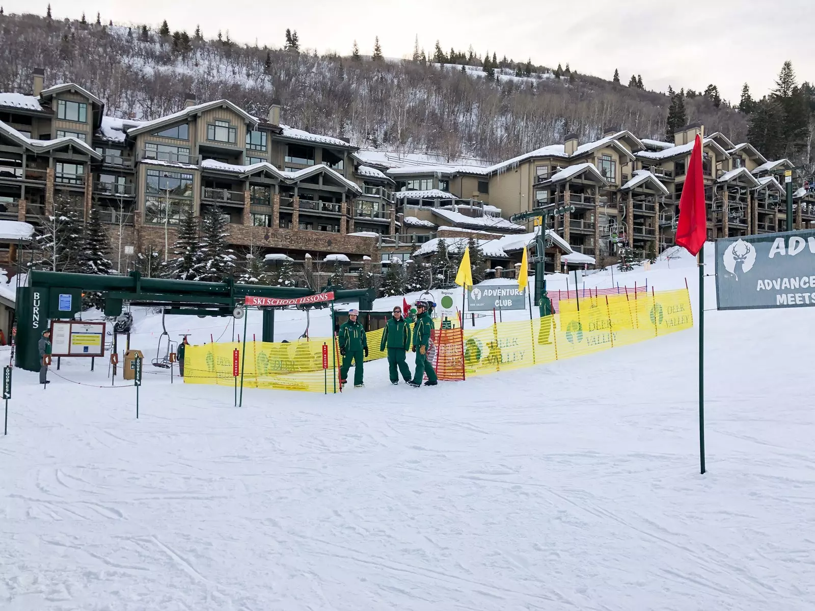 ไปถึงฐานของสกีรีสอร์ต Deer Valley ในไม่กี่นาที