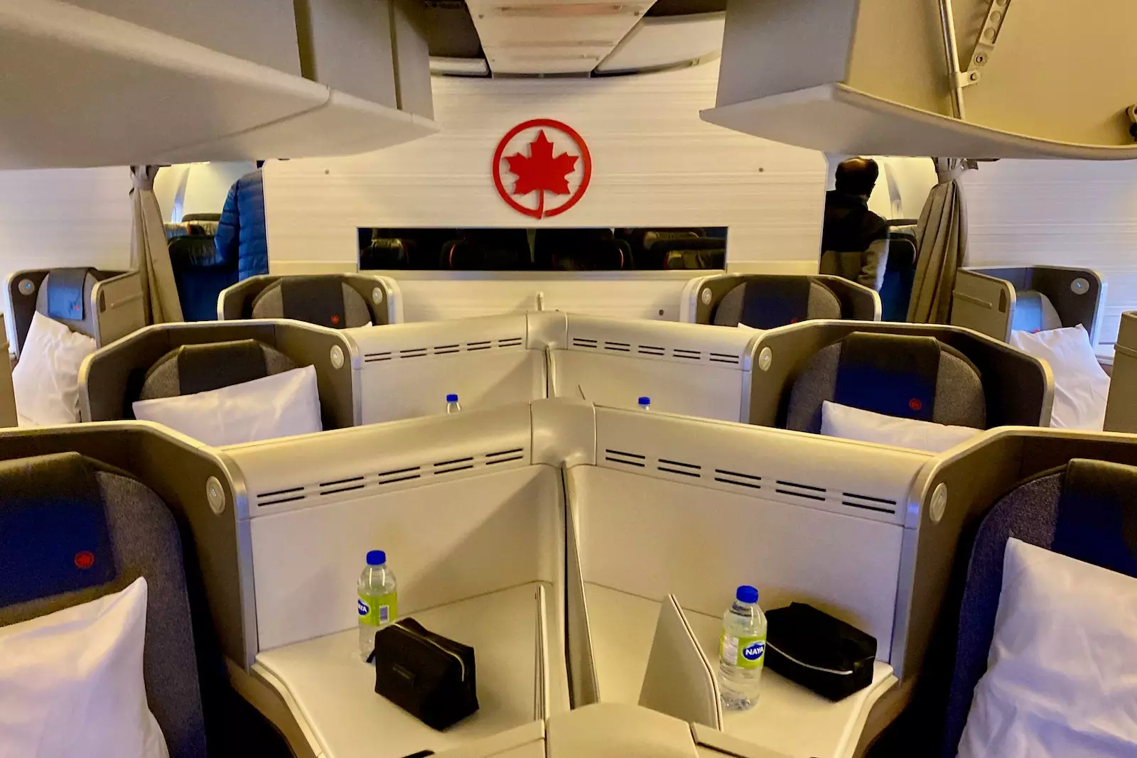 Clasa business într-un Boeing 777-300 Air Canada. (Fotografia de Zach Griff/The Points Guy)