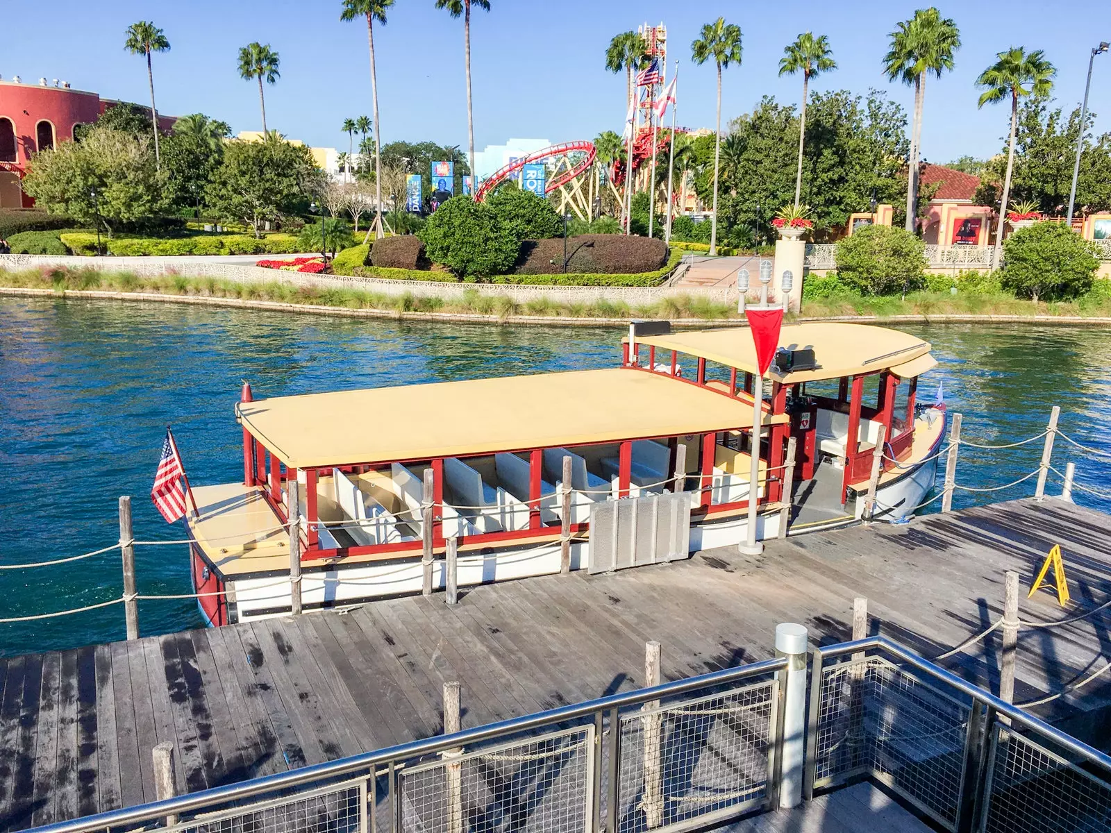 De fergese boatshuttle tusken bepaalde hotels en CityWalk, Universal Studios en Islands of Adventure. (Foto troch Andrea M. Rotondo/The Points Guy)