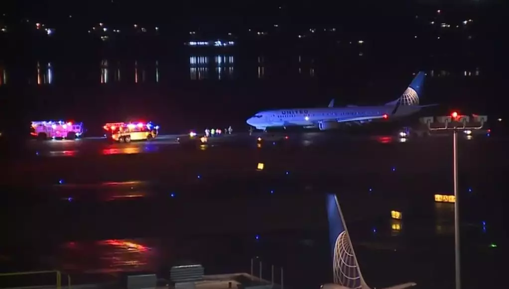 I-United 737's Tire Pops On Takeoff e-Newark