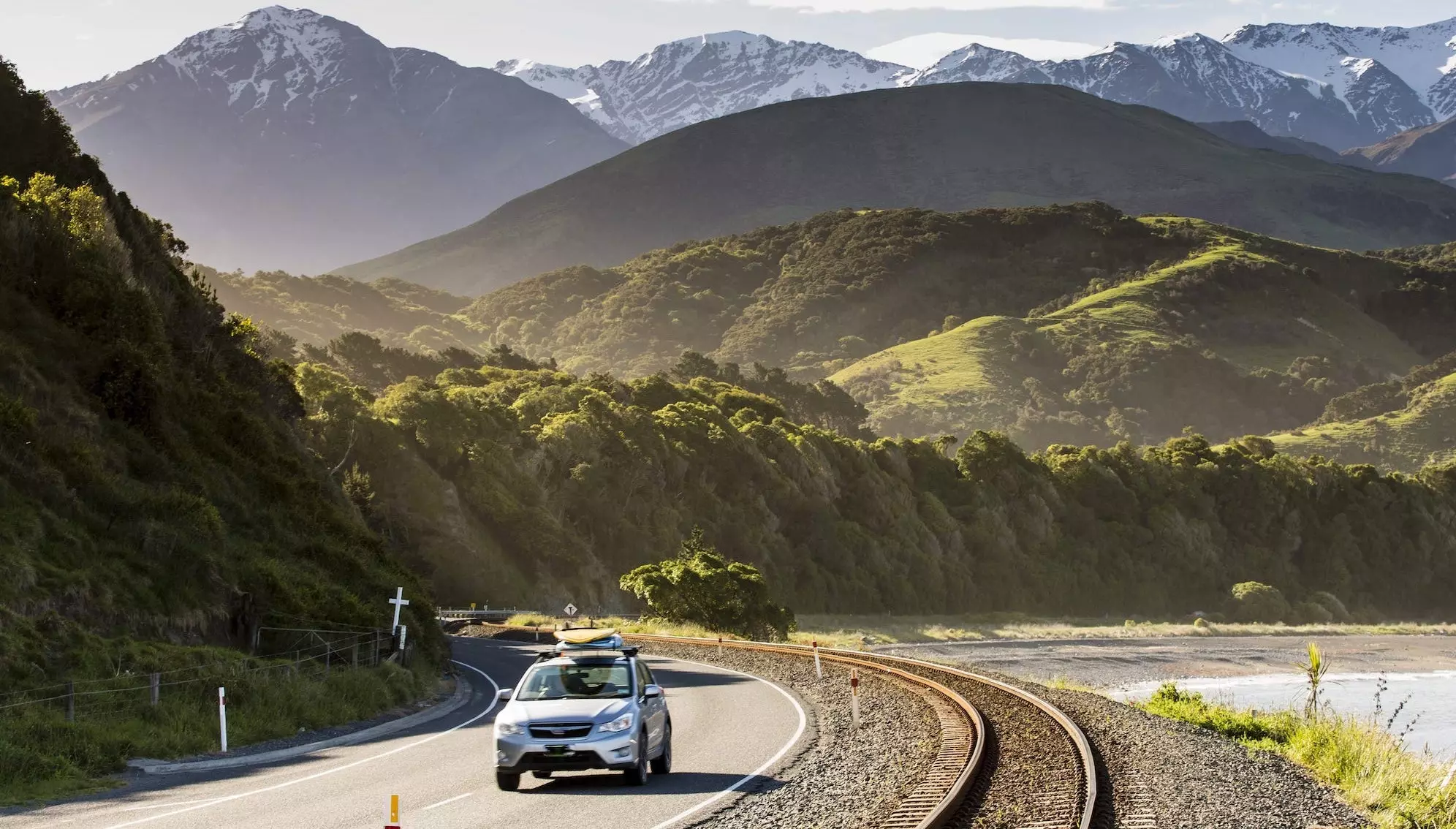 Otomobîla zîv ku li otobana Kaikoura dimeşe