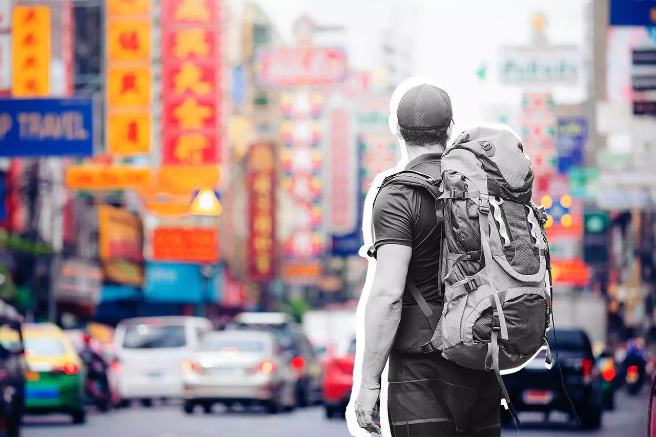 turis backpacker mengunjungi sebuah kota di asia tenggara. (Foto oleh Pascal Kiszon/Getty Images)