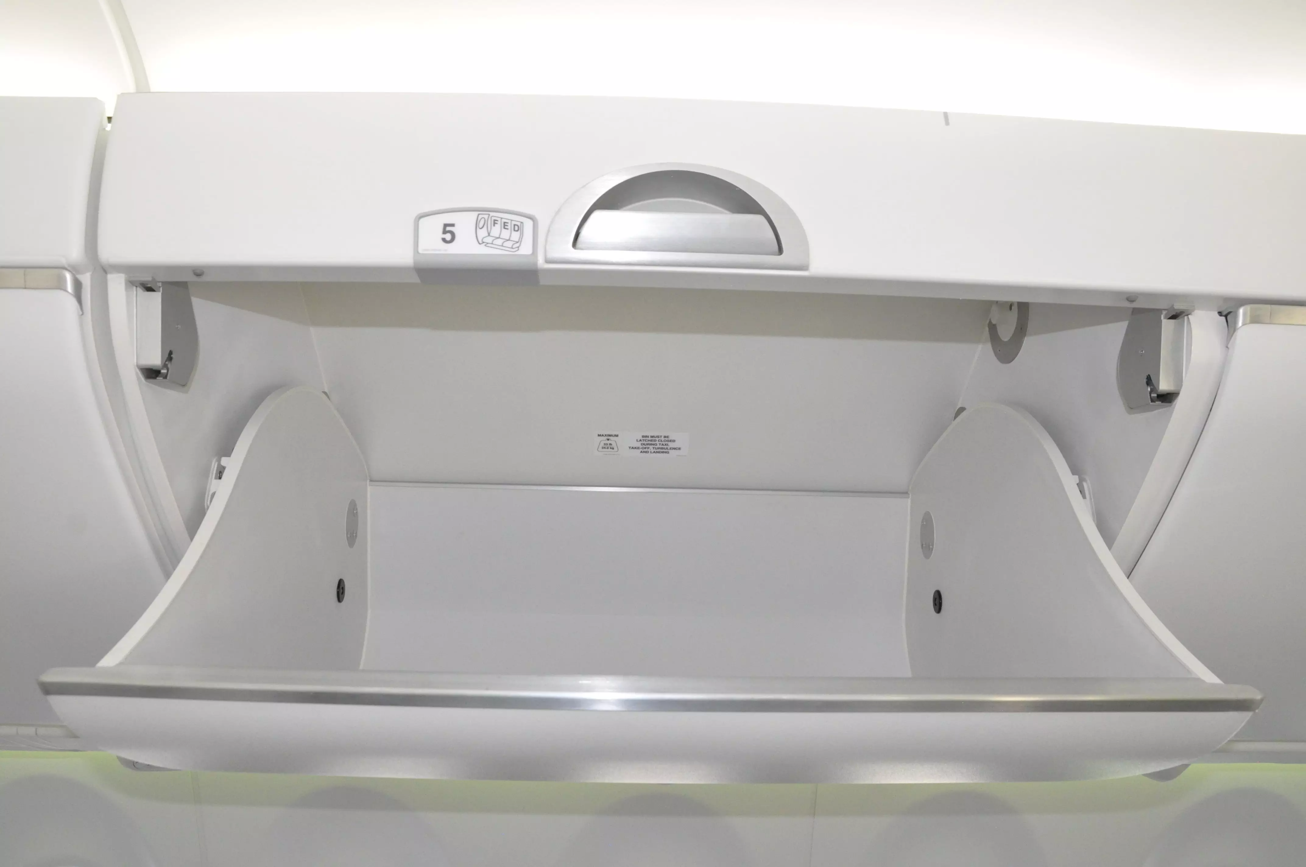 Maluwang na overhead bin sa Bombardier CS300